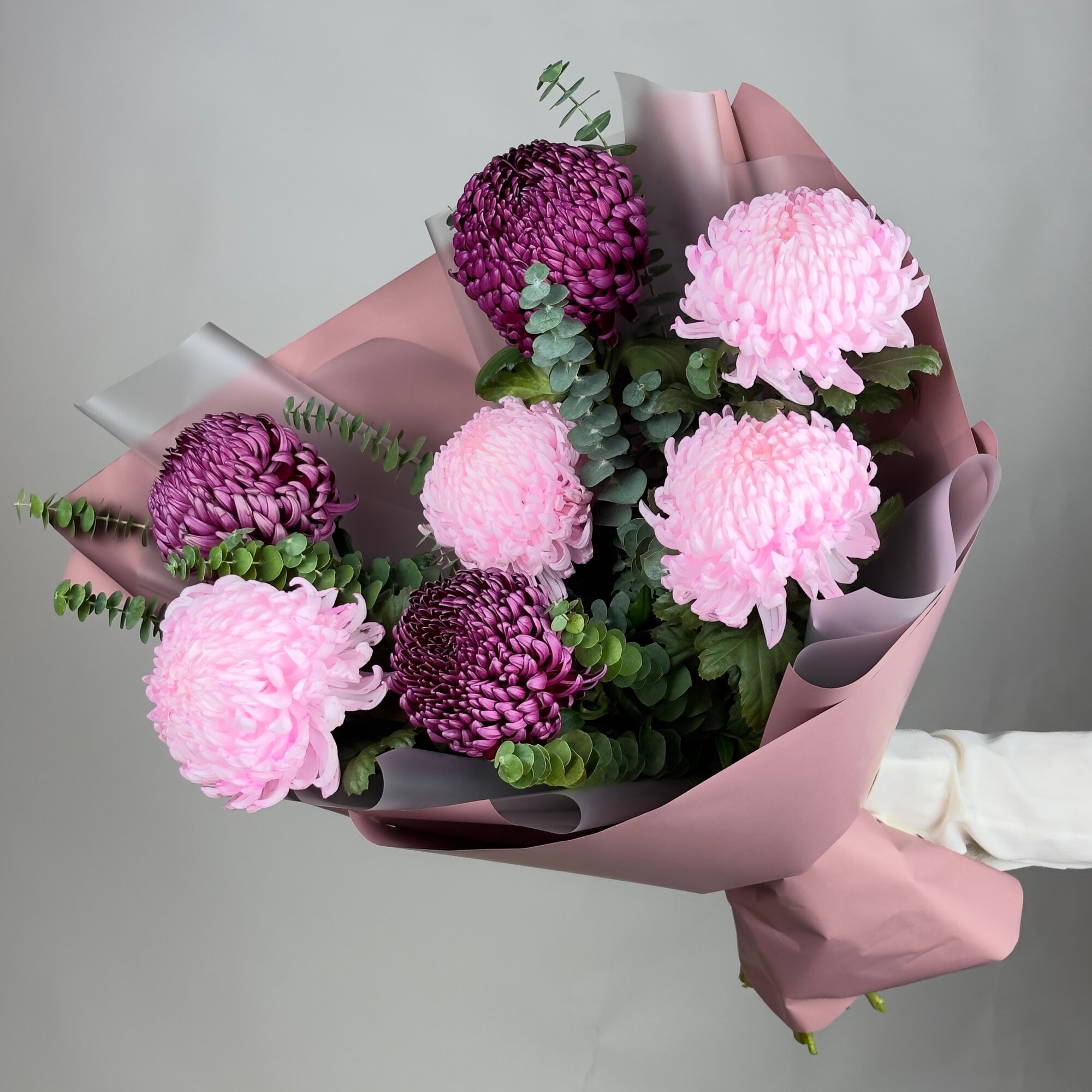 Букет цветов из 7 одноголовых хризантем Бигуди, розово-бордовый микс