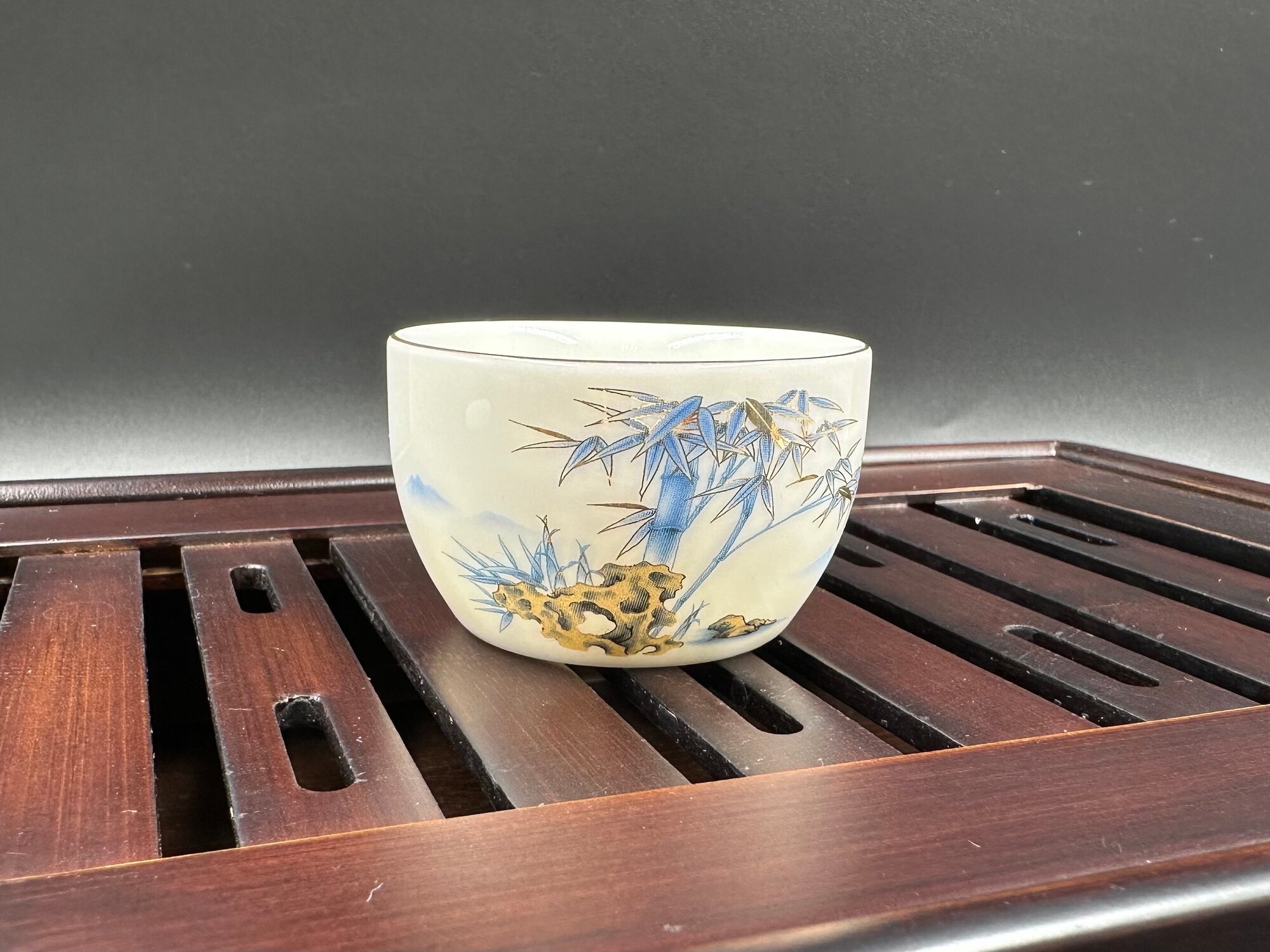 Пиала фарфоровая белая «Синий бамбук с золотом - бамбуковый стакан», 50 мл.