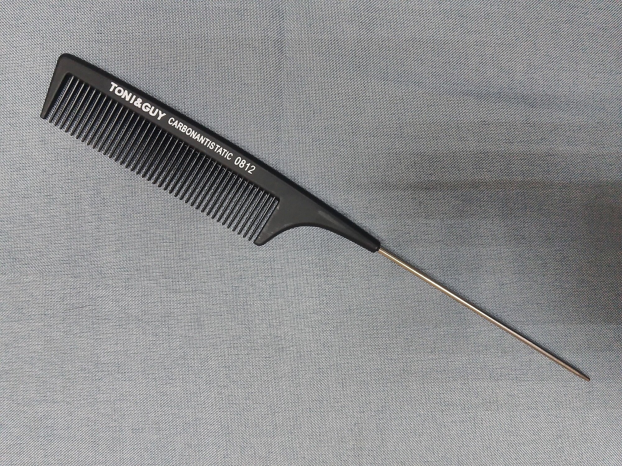 TONI&GUY Расческа карбоновая с металлическим хвостиком для мелирования и окрашивания 22.5 см профессиональная