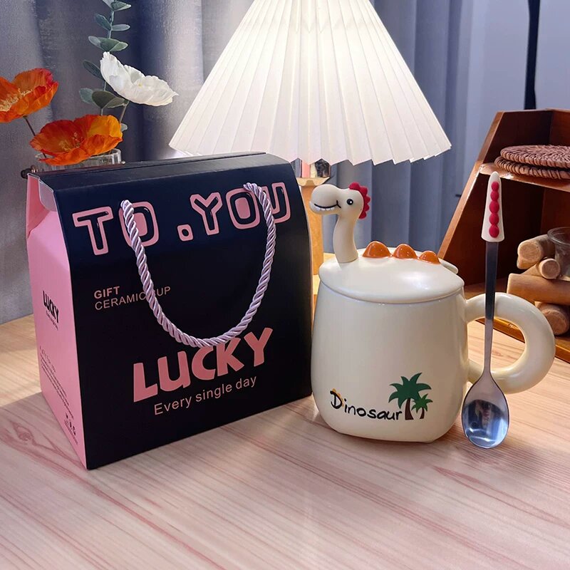 Коробка Lucky бежевая керамическая кружка с крышкой и ложкой, объем 300 мл, праздничная упаковка для особых случаев