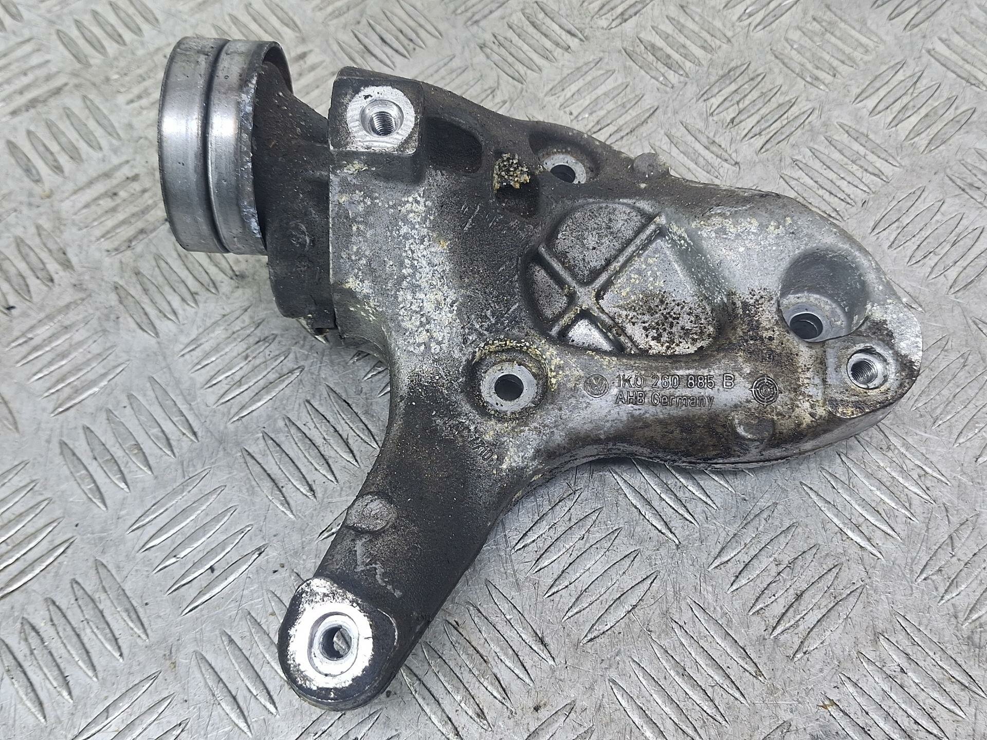 Кронштейн компрессора кондиционера Volkswagen Golf 5 2007 1K0260885B