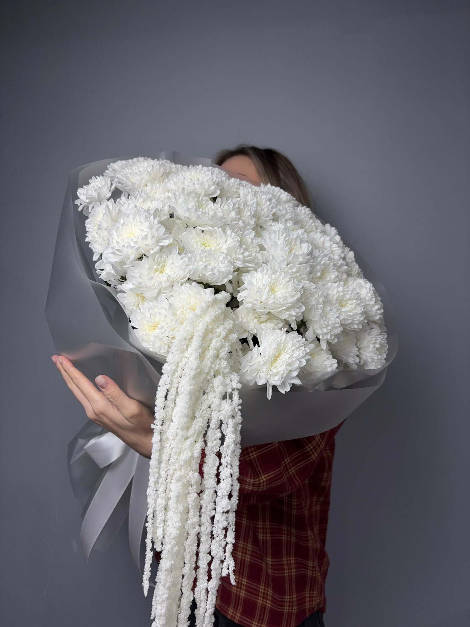 FRESH FLORA Атласная нежность – белоснежный букет из хризантем и амаранта с доставкой