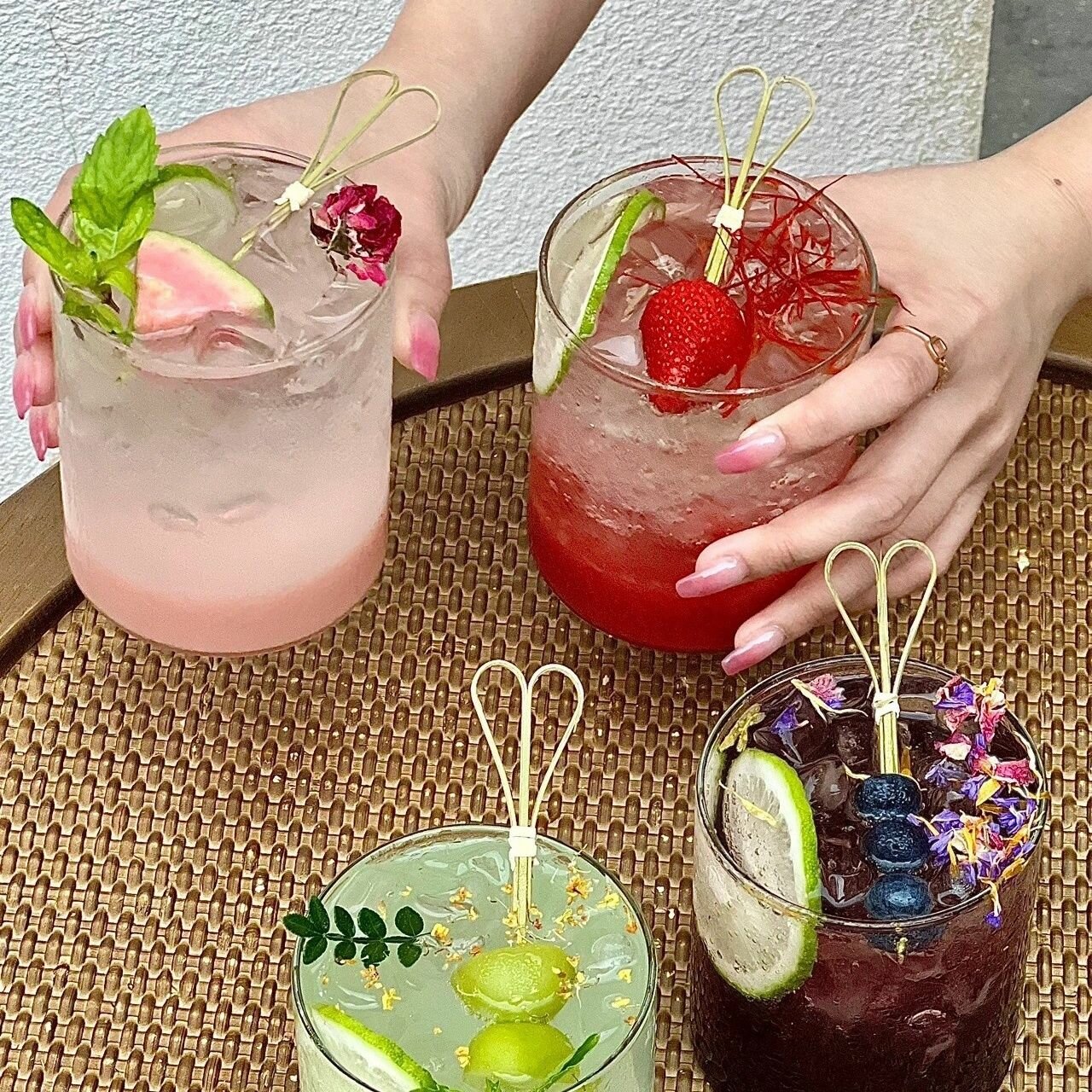 Одноразовые фруктовые палочки, креативные бамбуковые палочки, декор для коктейлей, палочки для сэндвичей, десертные вилки, палочки для бургеров, фиксированные зубочистки