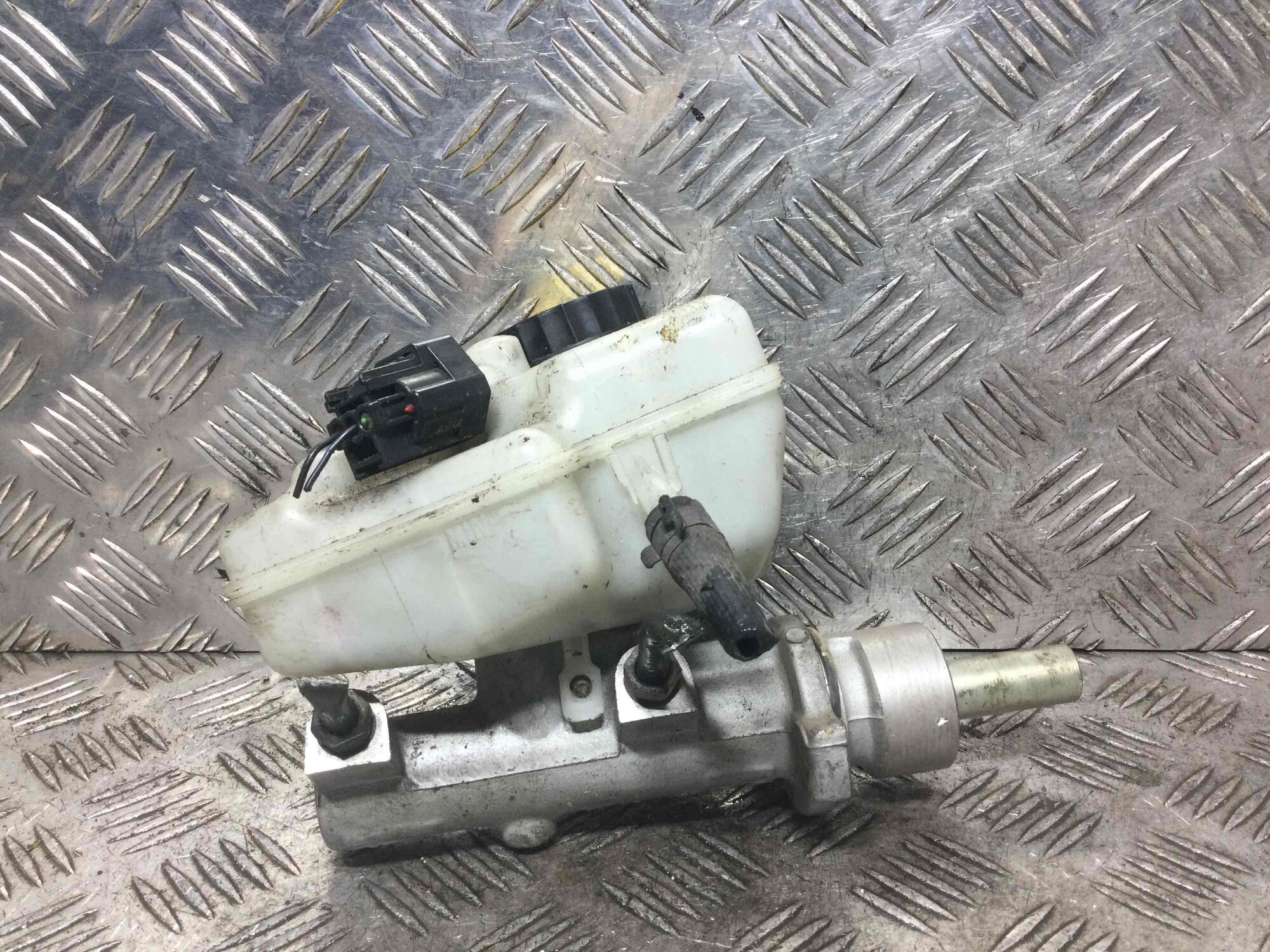 Б/У Цилиндр тормозной главный Ford Mondeo 3 поколение (2000-2003) 2002 г.