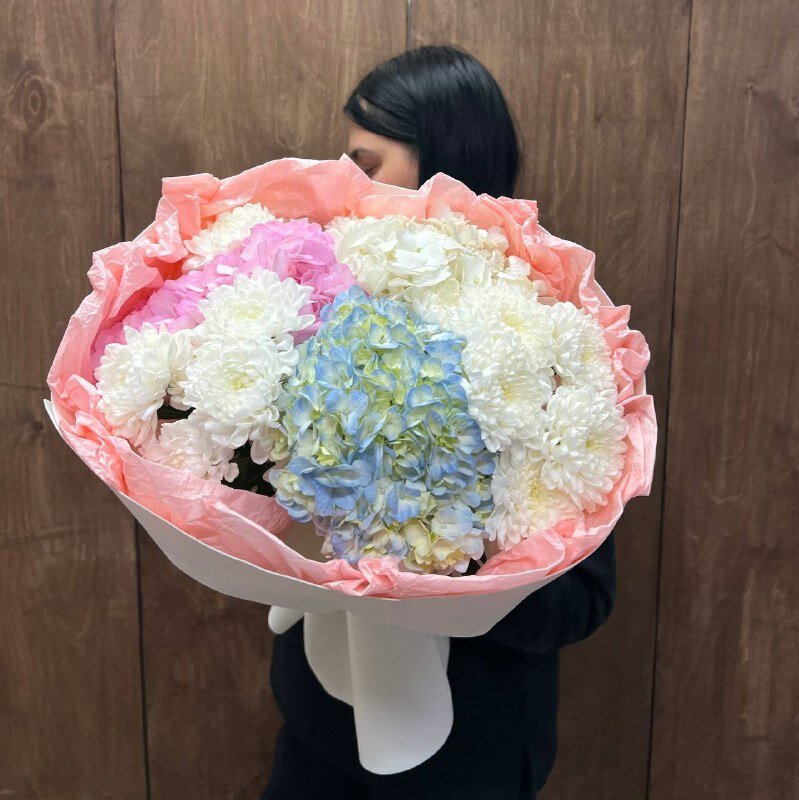 Гармония нежности: гортензии и кустовые хризантемы в нежном дуэте