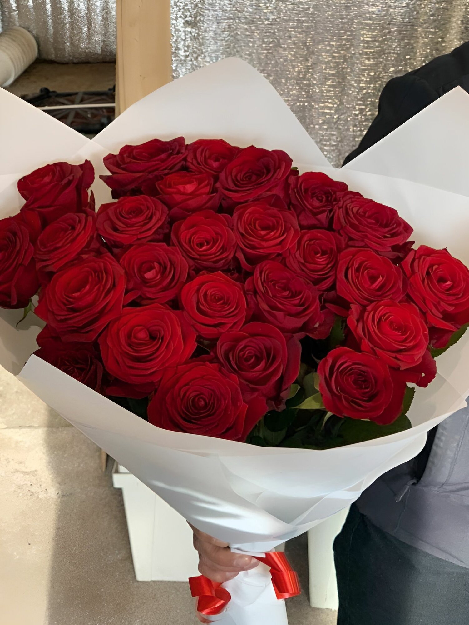 Букет "Красный шелк", 25 красных роз, высота 60 см, под ленту, пленка