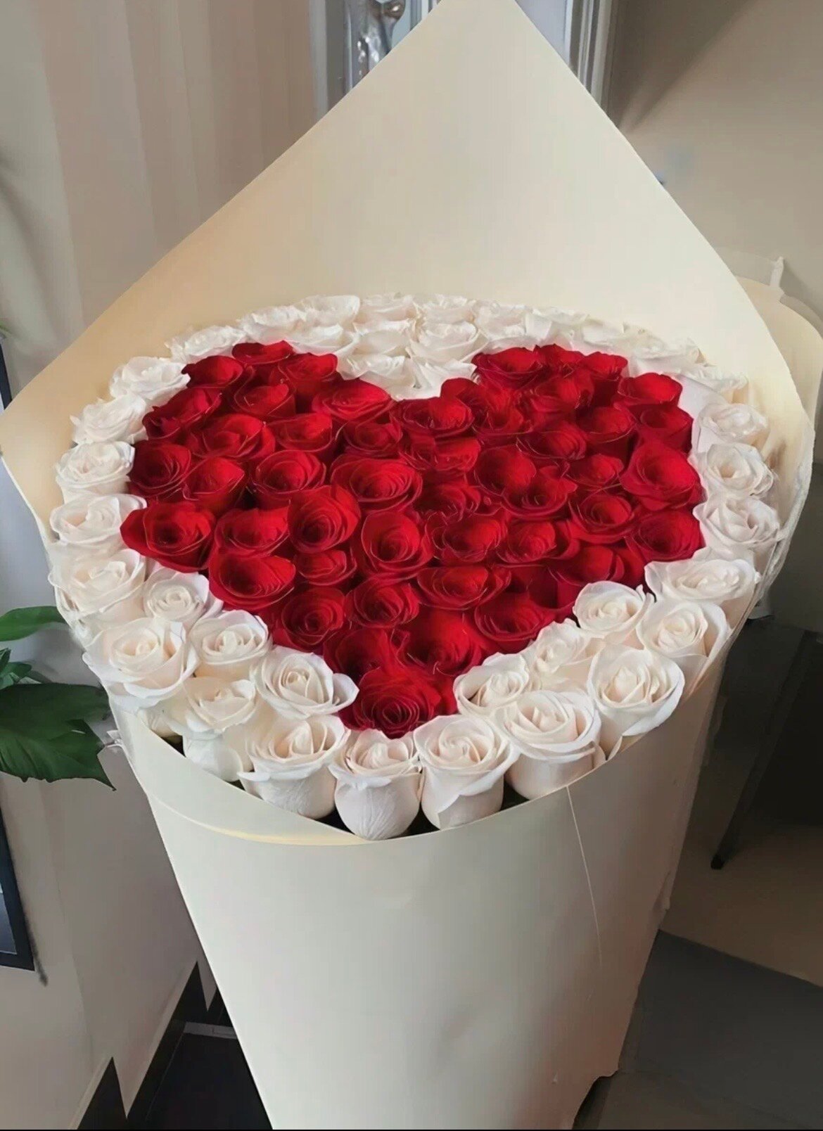 Букет из белых и красных роз с сердцем 71 шт, красивый букет цветов, шикарный, премиум цветы, премиум букет