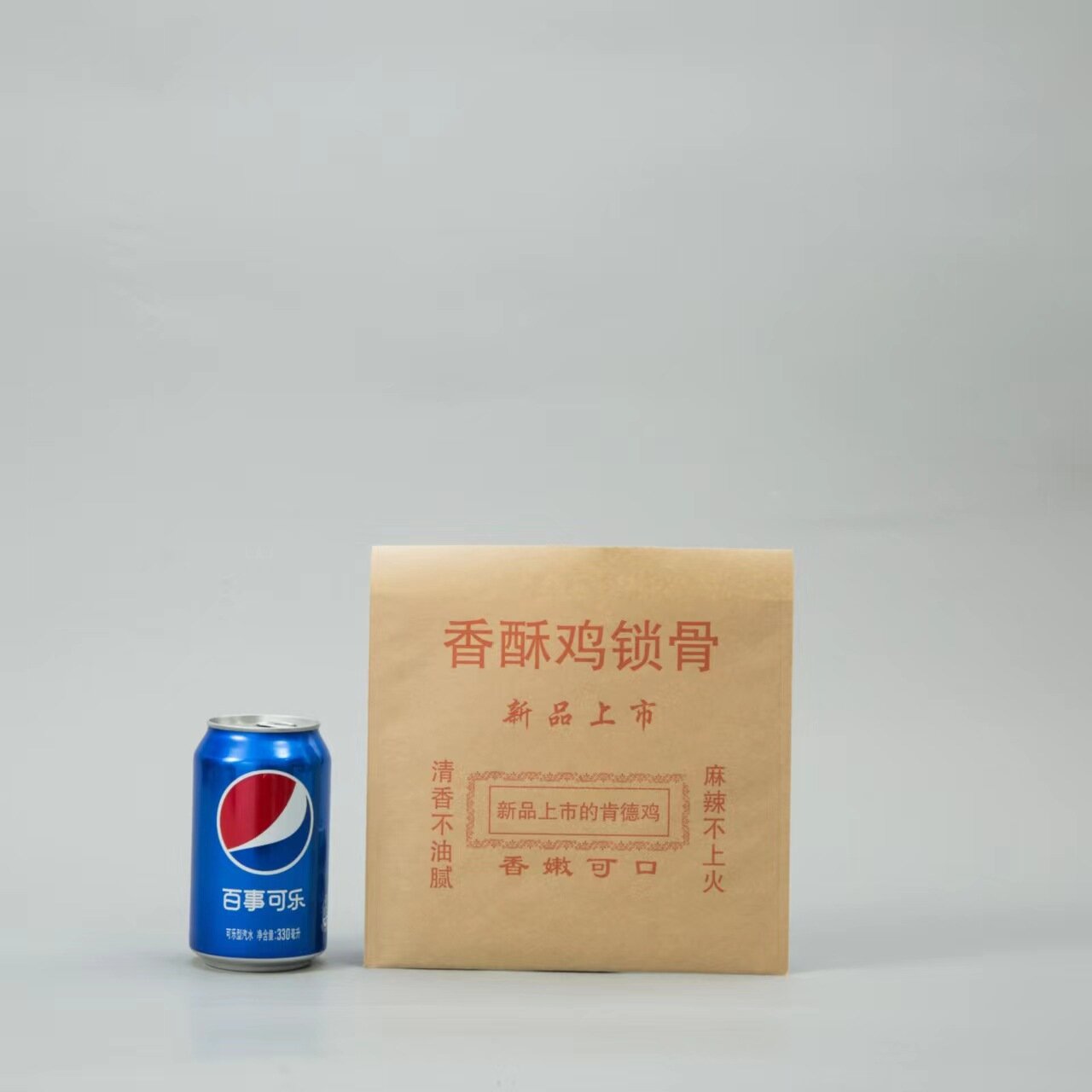 В наличии хрустящие куриные наггетсы в бумажном пакете, жареное куриное мясо с булочкой, готовый к употреблению закуска, маслостойкий пакет, бумажный пакет для куриных костей