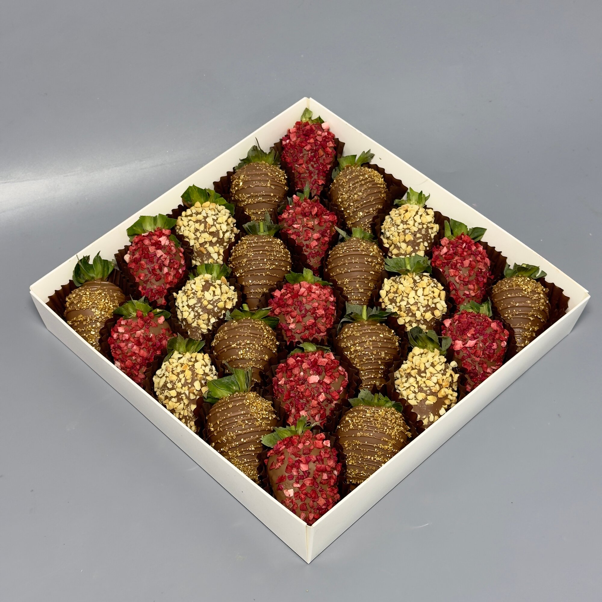 Набор клубника в шоколаде "Moon” (25-30 ягод) в подарочной упаковке