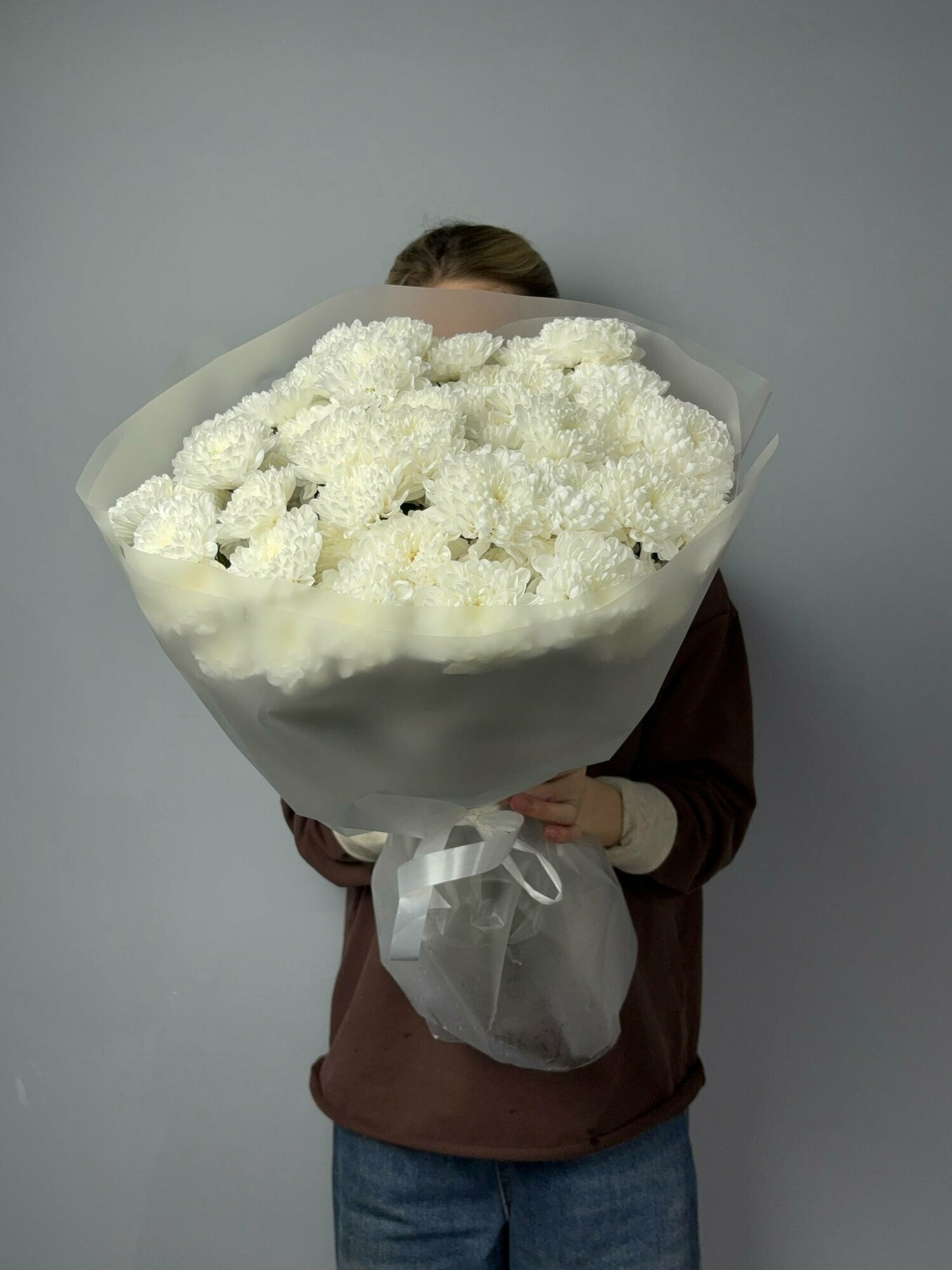 WEST FLORA Снежное Облако: свежий букет из белых кустовых хризантем – купить с доставкой недорого