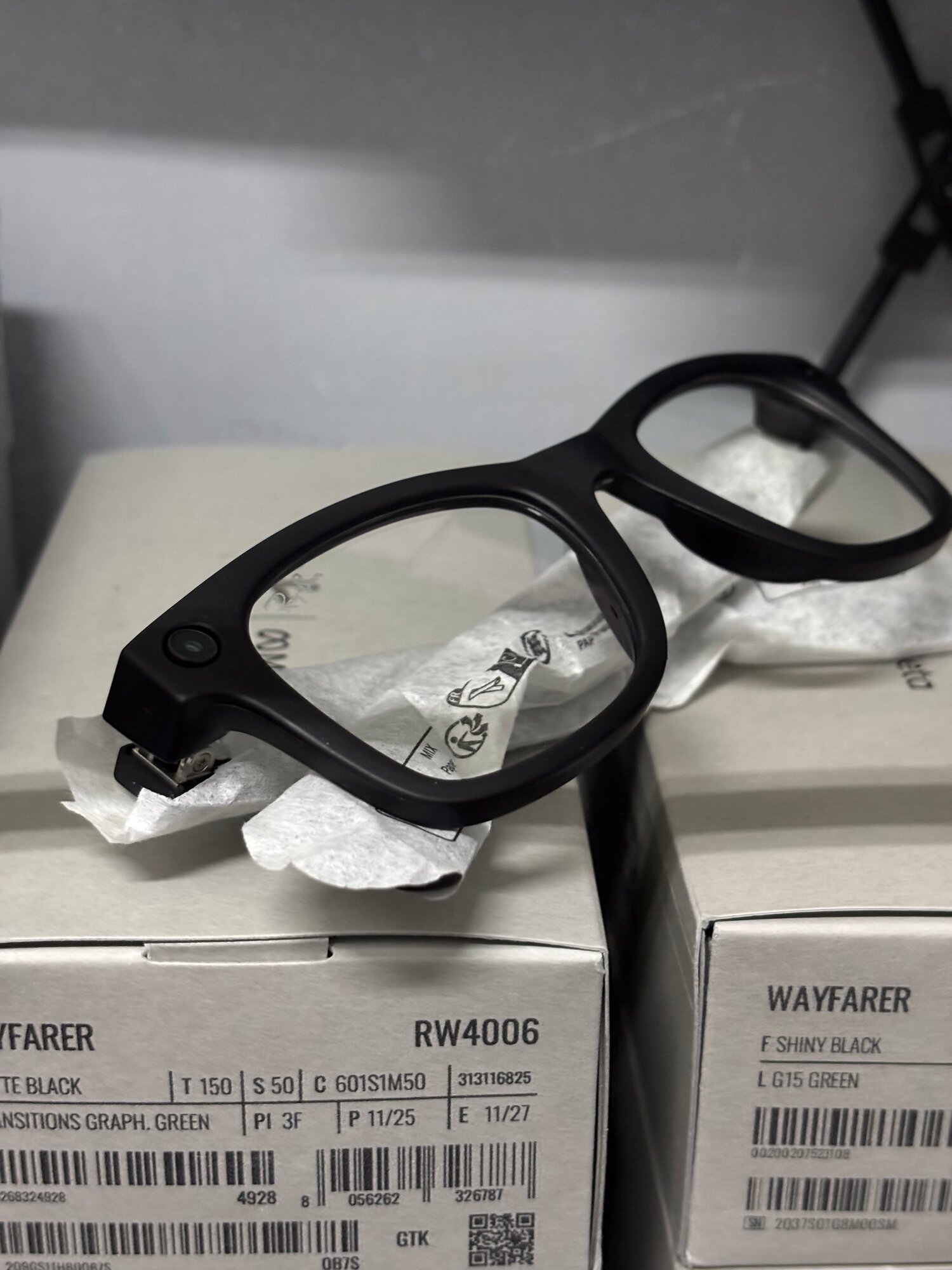 Экшн-очки с камерой Ray Ban WAYFARER Matte Black/Green Transitions 601SM150 (черный/зеленый переходящий) RW4006