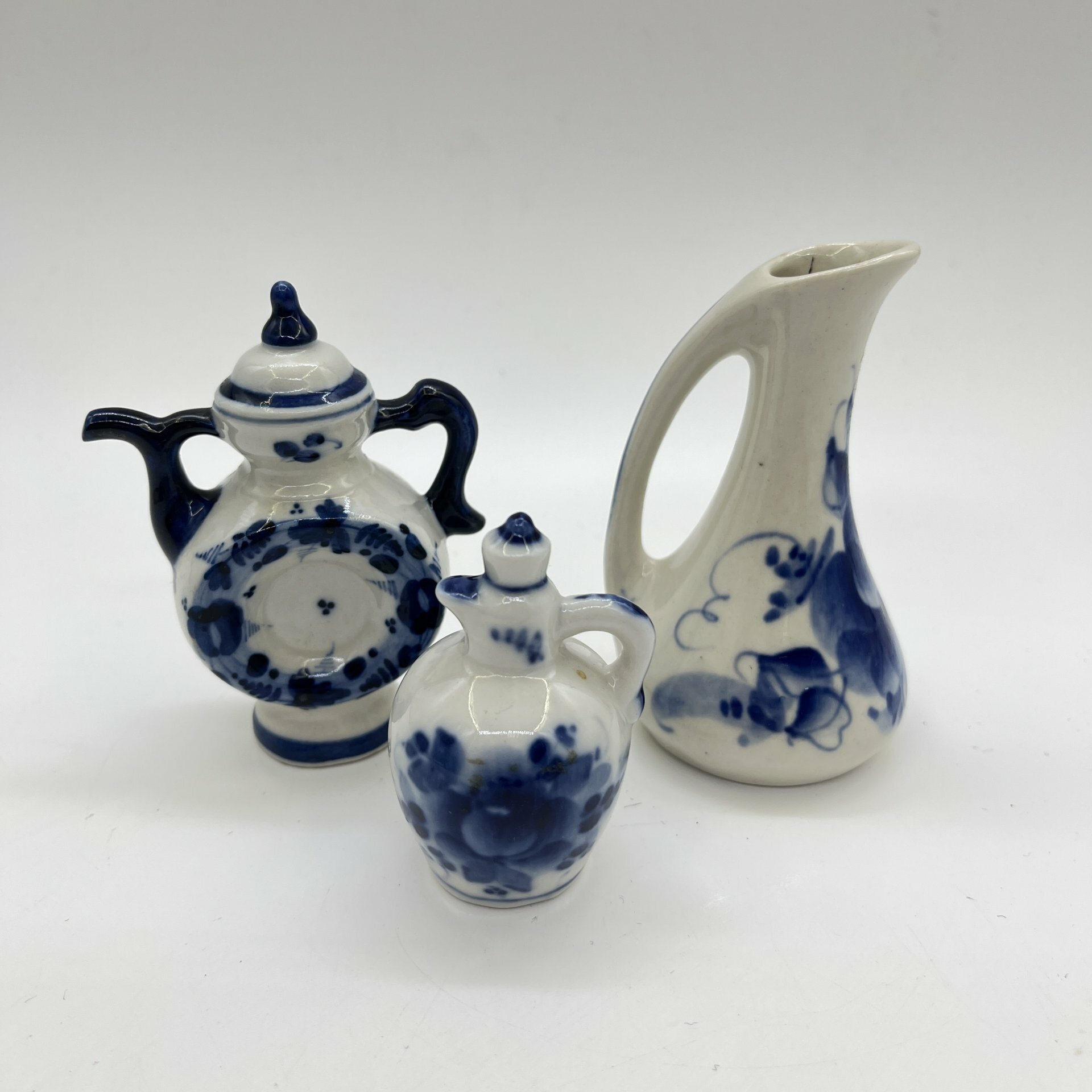 Набор из 3 миниатюрных статуэток в виде штофов и кувшина (подбор), Гжель, фарфор