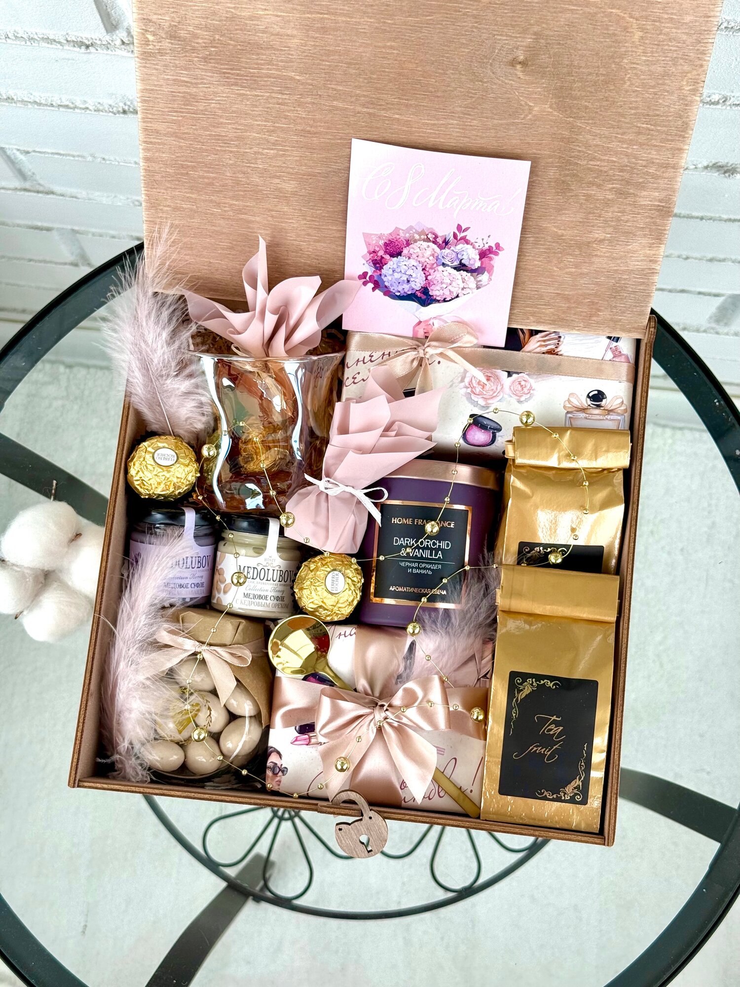 Премиум подарок на 8 марта от La Moon с Бельгийскими шоколадными конфетами, имбирным печеньем, ароматной свечкой, орешками в шоколаде капучино и ароматным чаем/ Подарок с чаем/ Подарок с шоколадом/ Набор La Moon
