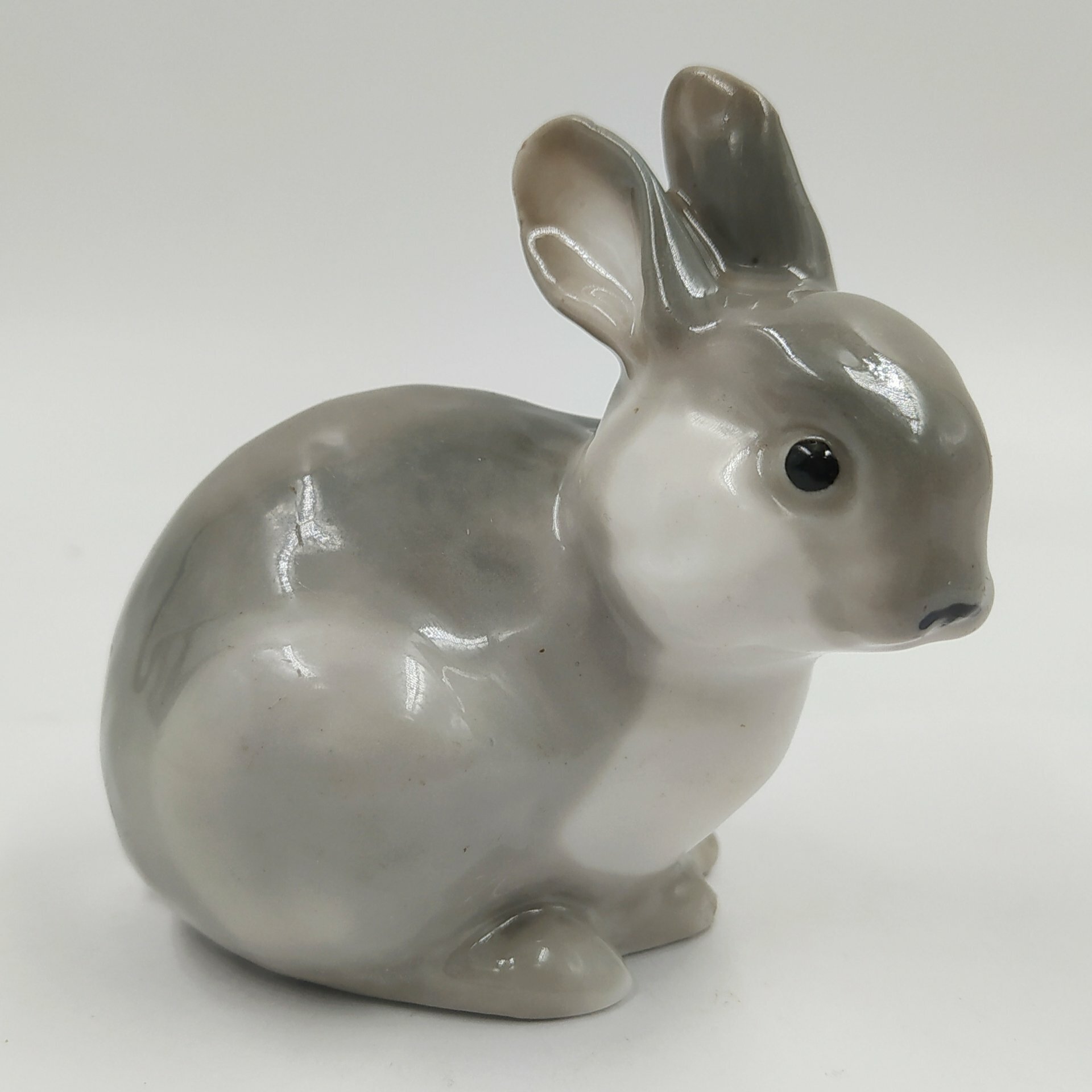 Статуэтка "Заяц", скульптор Л. С. Разумовский, фарфор, роспись