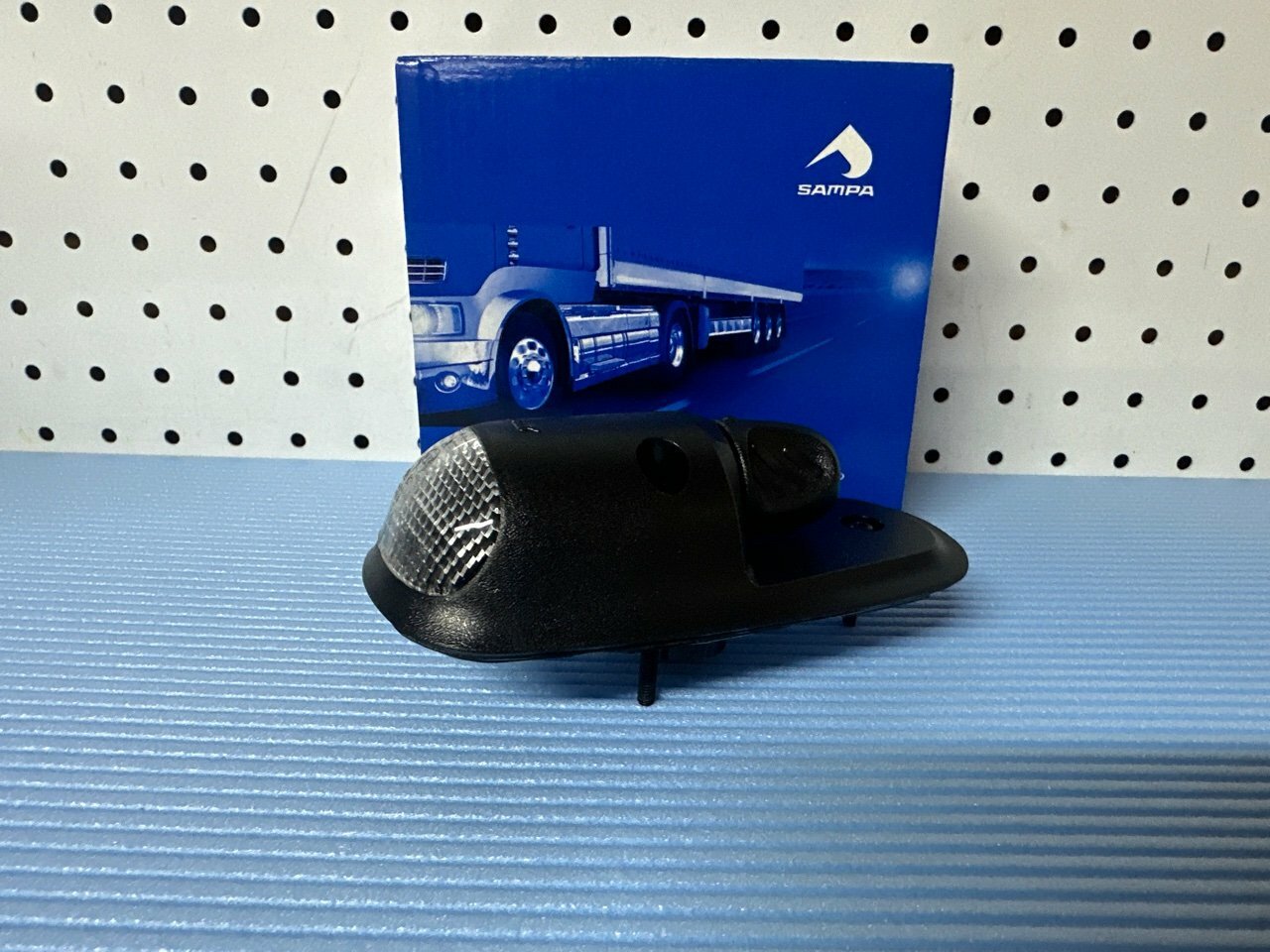 Фонарь габаритный на крышу кабины VOLVO RENAULT PREMIUM FE FL