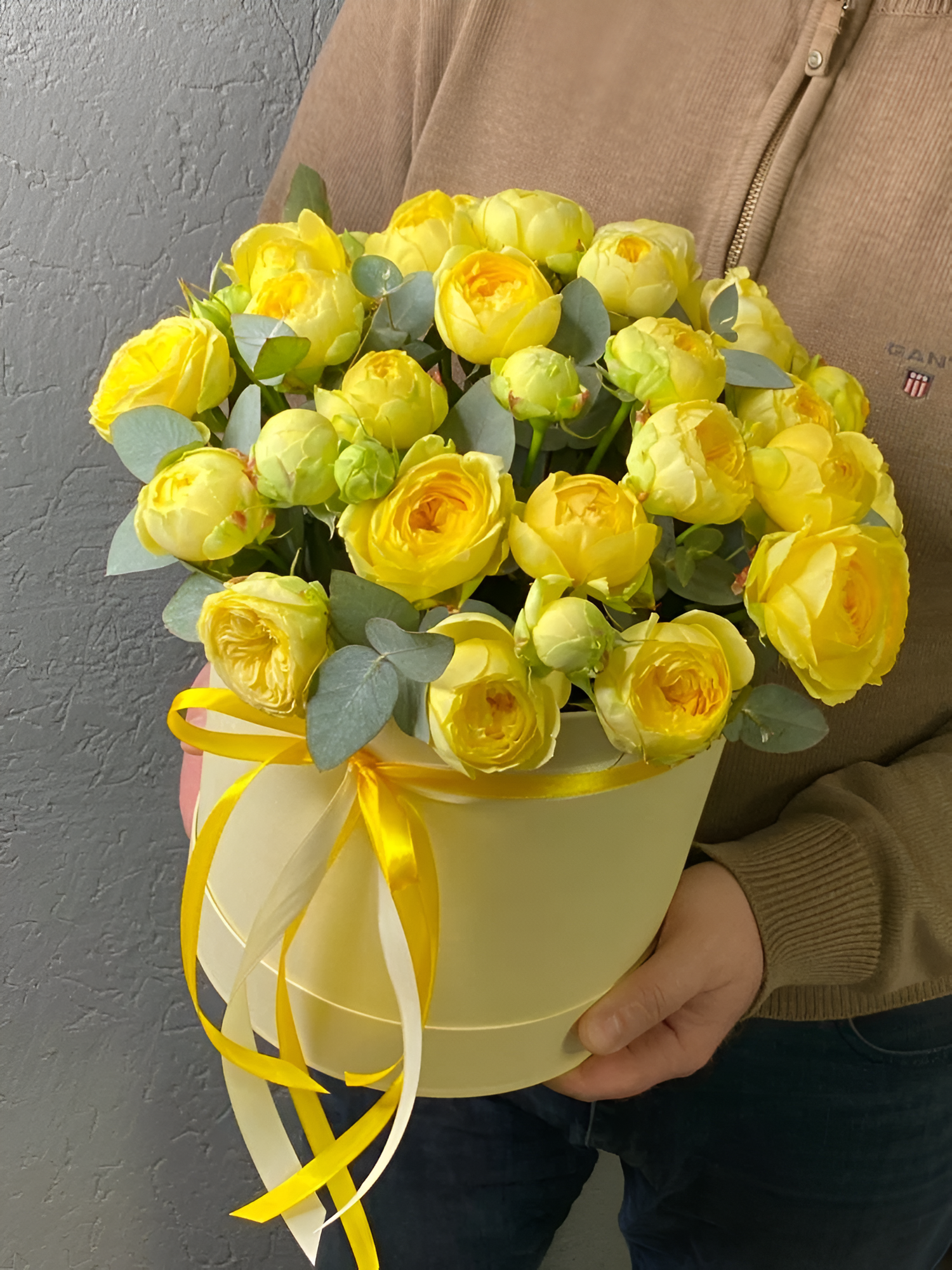 Коробка свежесрезанных цветов из пионовидных кустовых роз Пиони Баблс. 038