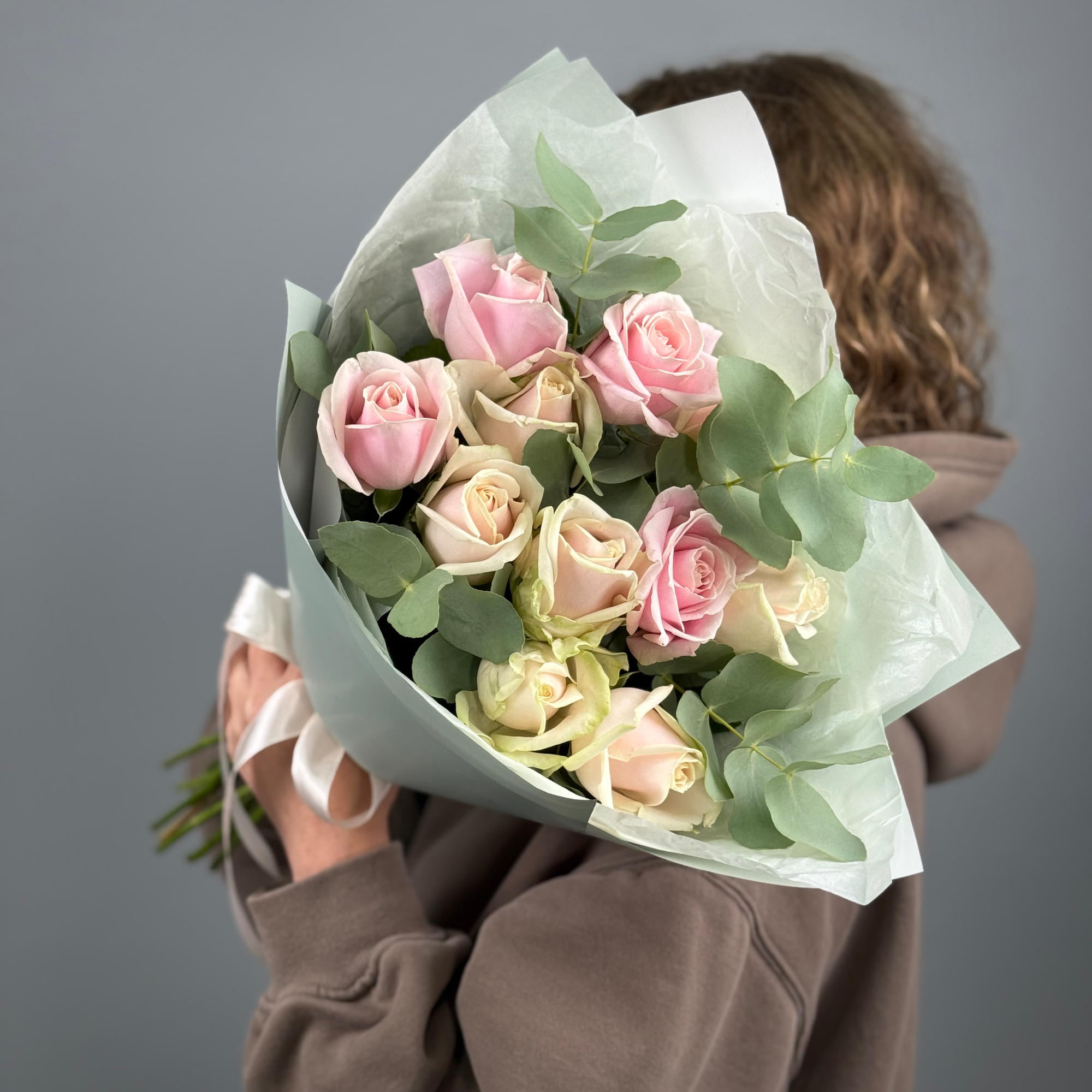 Букет Нежный микс роз с эвкалиптом в стильной упаковке. «365 Поводов» - живые цветы с доставкой