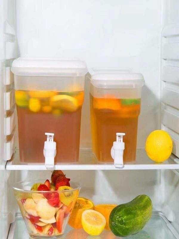 Бытовая бутылка холодной воды большой емкости объемом 3,5 литра с краном.