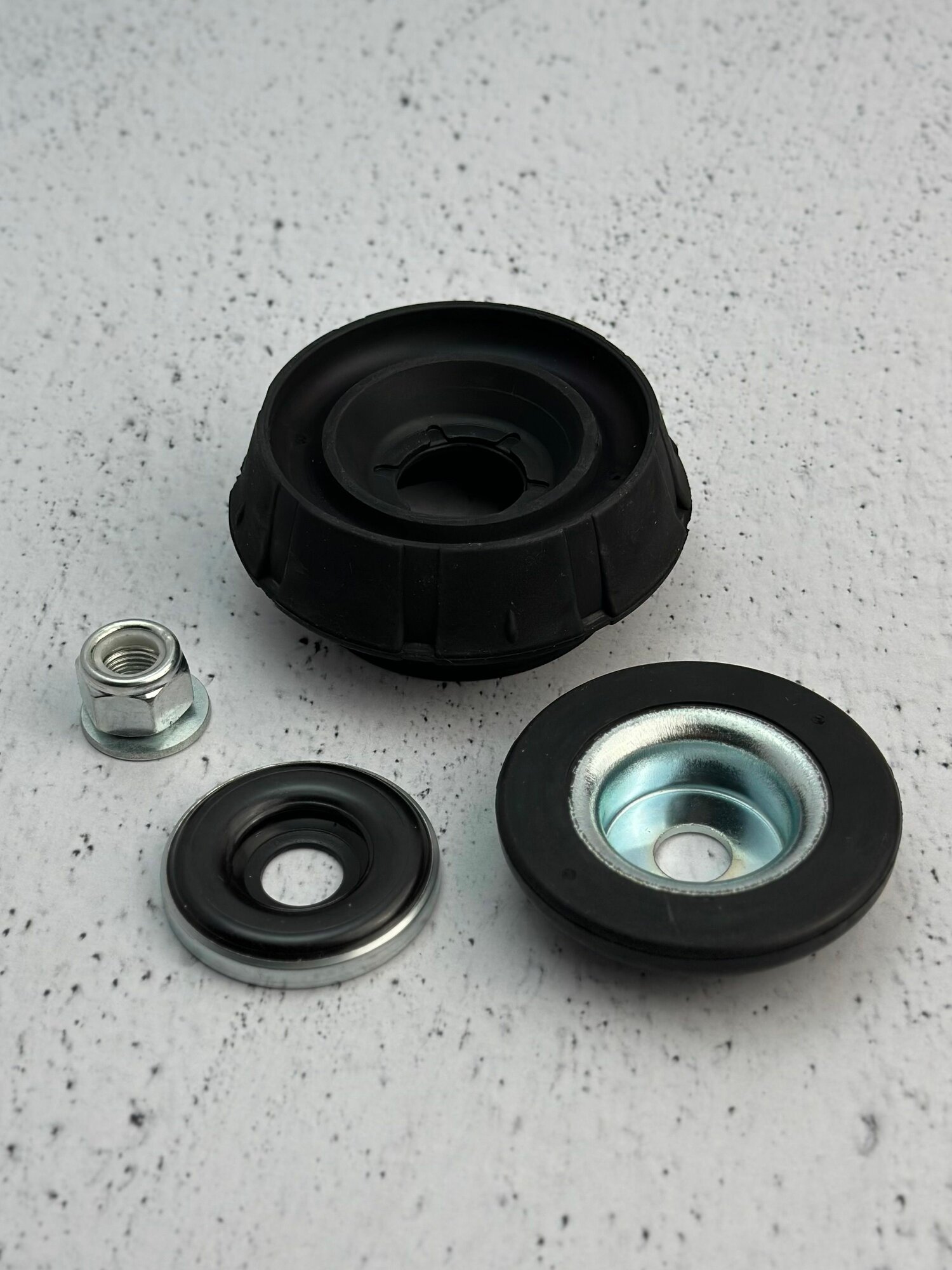 Комплект полный опоры амортизатора. Опорный подшипник - 8200651172 (1 штука). Опора передняя - 6001547499 (1 штука). Чашка амортизатора - 8200876298 (1 штука). Гайка.