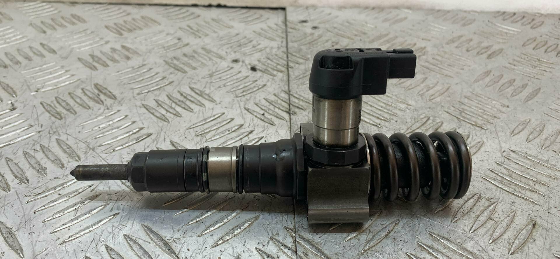 Форсунка топливная Volkswagen Passat B6 (2005 - 2010) 03G130073T