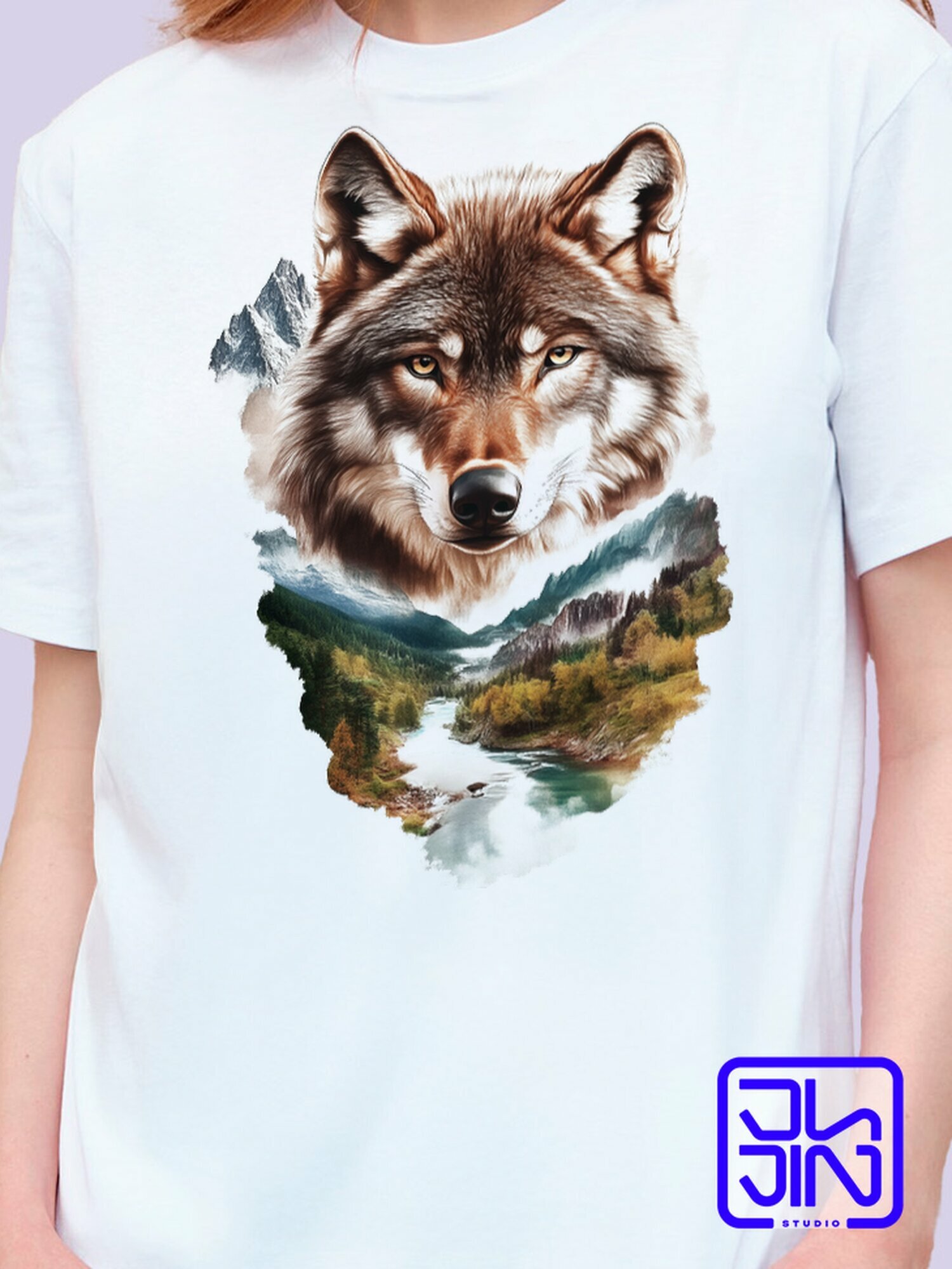 Футболка классическая женская с авторским принтом Крутой коричневый принт с волком и горами в шоколадных, интересных лесах, белый хлопковый трикотаж с прикольным рисунком на груди