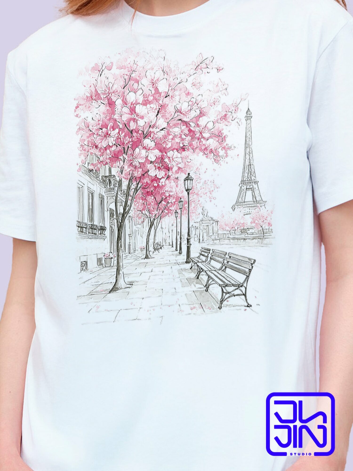 Футболка классическая женская с авторским принтом Цветочные нежно розовые деревья с эйфелевой башней, черно розовый Париж, белый хлопковый трикотаж с прикольным рисунком на груди