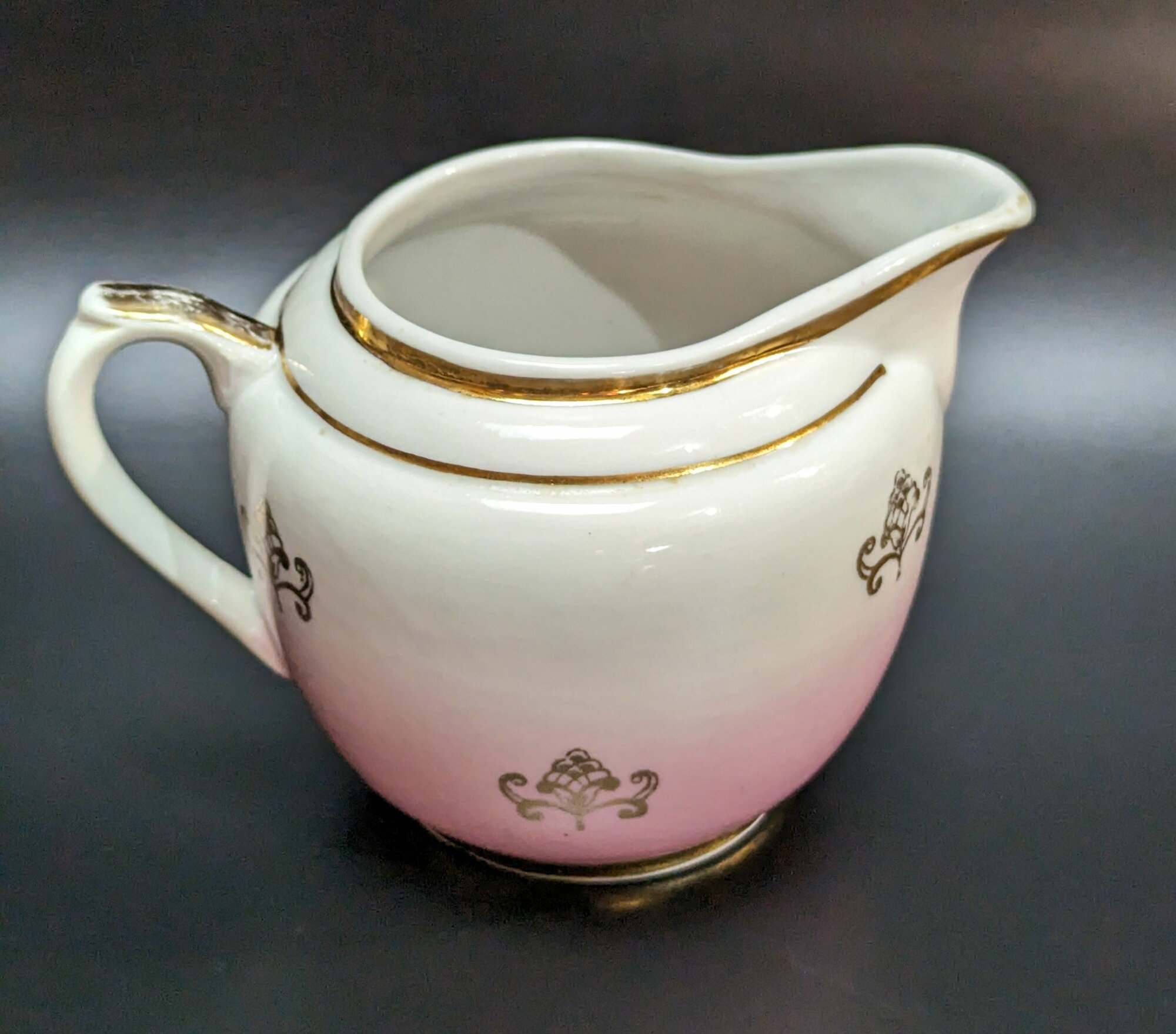 Молочник винтажный розового оттенка с цветочными элементами, фарфор, крытье, золочение, Дмитровский фарфоровый завод ДФЗ Вербилки, СССР, 1954-1965 гг.