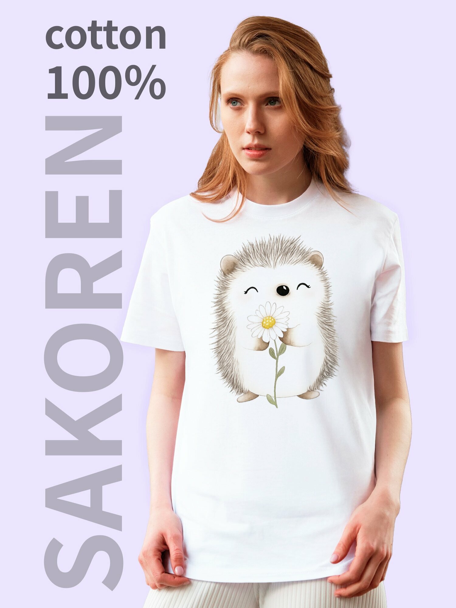 Футболка классическая женская с авторским принтом Веселый смешной еж с белой, молочной ромашкой и необычными деталями, белый хлопковый трикотаж с прикольным рисунком на груди