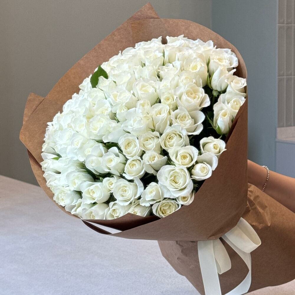 Букет из 101 белой Кенийской розы в красивой крафт упаковке под атласную ленту
