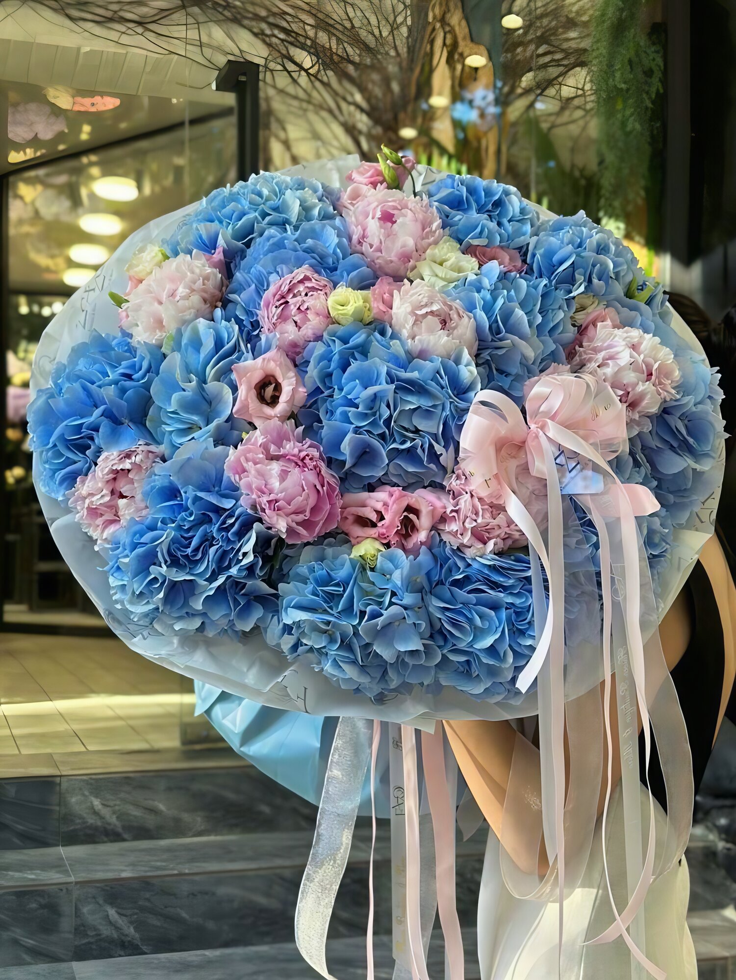 Большой букет из голубых гортензий, розовых пионовидных роз и эвкалипта, красивый букет цветов, шикарный, премиум цветы