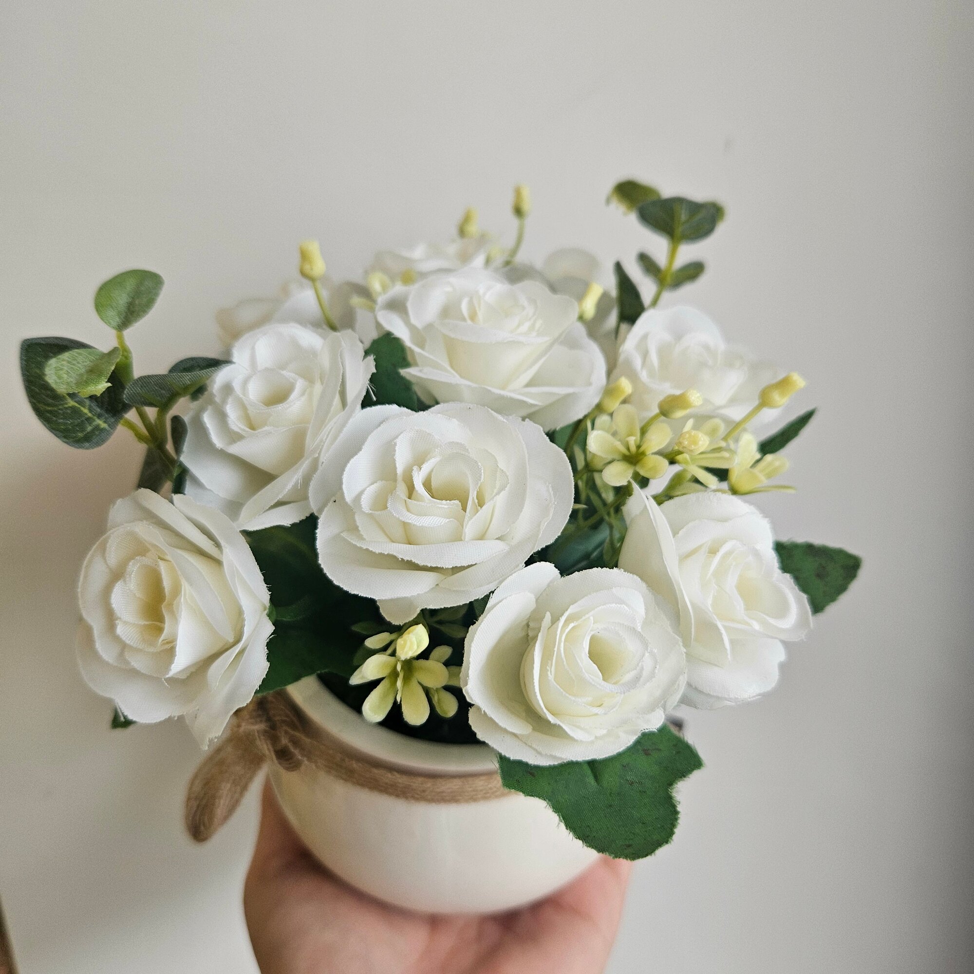 Красивая композиция из искусственных цветов "Анжелика", декор для офиса и дома.