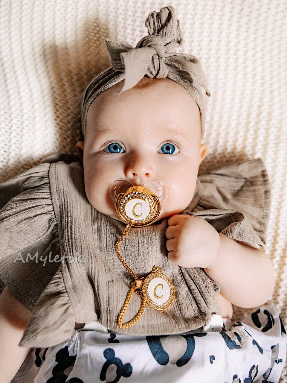 Соска с инициалами ортодонтическая с держателем