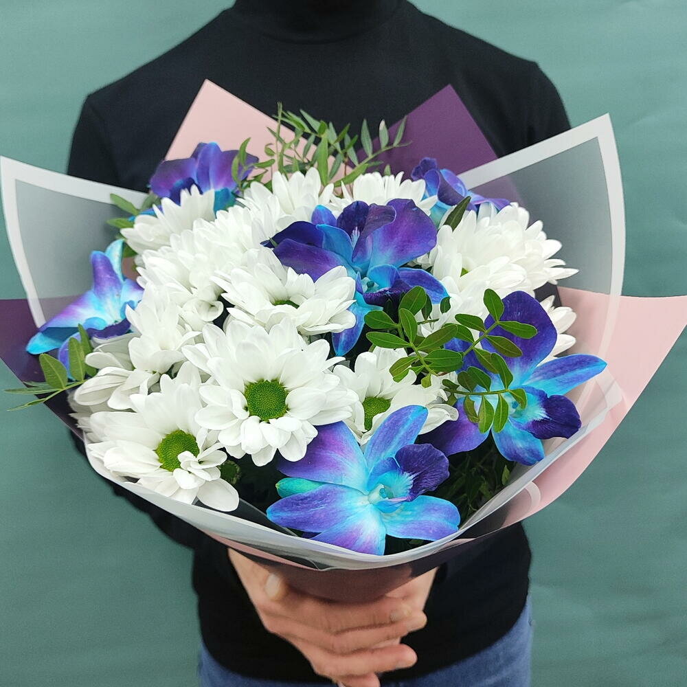 Букет " Звездный Вальс" с синей орхидеей дендробиум и хризантема