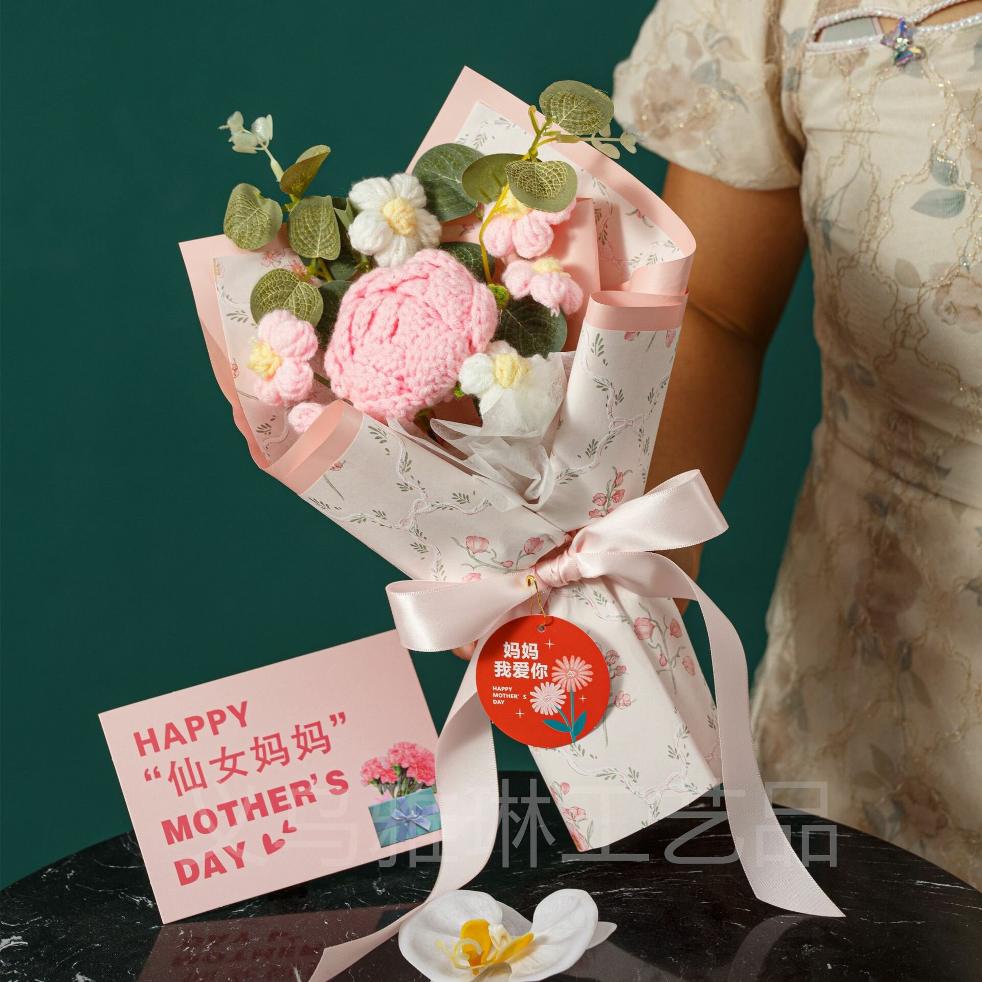 Подарите маме вязаные цветы из шерсти, розы, цветы ручной работы, искусственные цветы, ручные подарочные пакеты на День матери, праздничные сувениры, небольшие букеты.