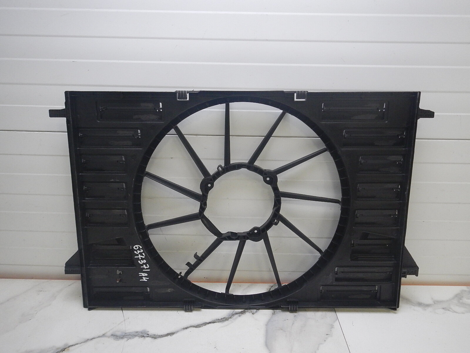 Б/У Диффузор вентилятора, Audi (Ауди)-A4 (B9) (15-) AUDI A4 (B9) (15-) Дубликат, новый. 637371 VAG арт. 8W0121207B