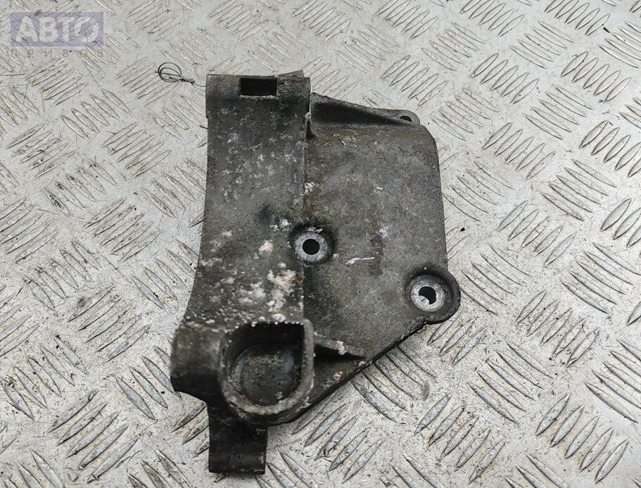 Кронштейн генератора Volkswagen Golf-3