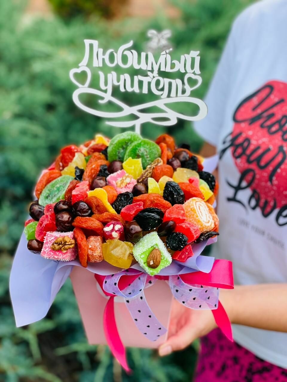 Подарок. Букет из сухофруктов в корзинке. (Топер отдельно)