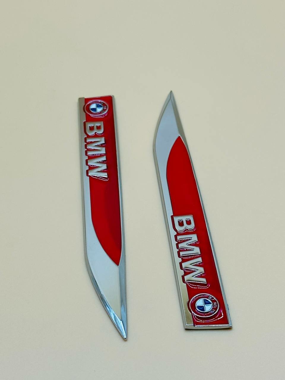 Шильдики BMW на автомобиль на крылья 2шт