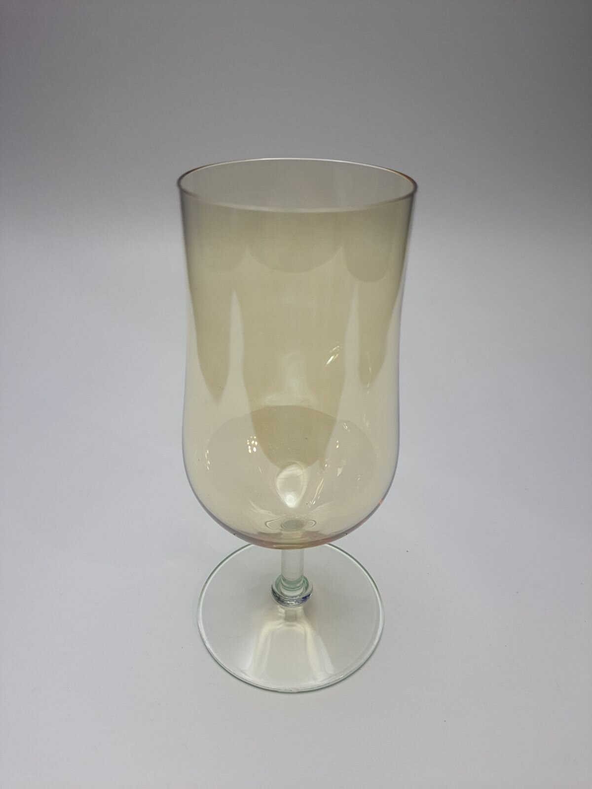 Винтажный бокал медового оттенка на низкой ножке, стекло, Калининский стекольный завод Тверис, СССР, 70-80гг.