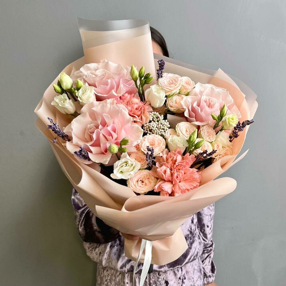 Букет цветов из кустовых роз Рослин, французских роз, лизиантуса, гвоздики и лаванды, цвет кремовый, арт 364 Kimbirly Flowers