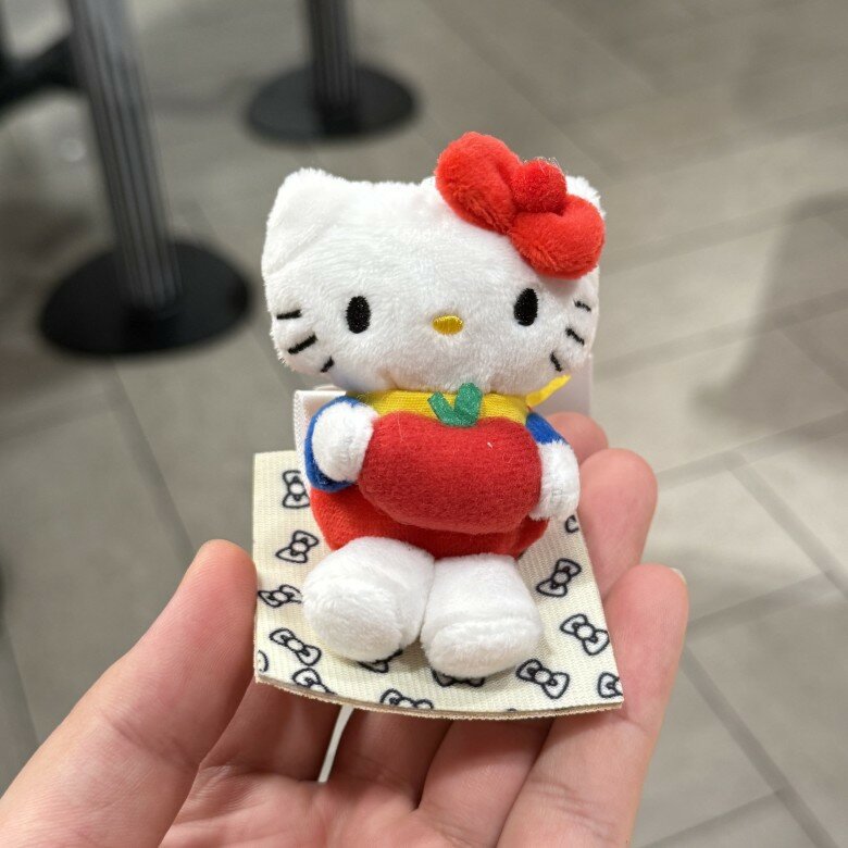 2026 Новейшая коллаборация Четвертое издание KT Клубника Сакура Черный кожаный плавательный круг Подвеска для альпинизма Плюшевая кукла Украшение для рюкзака