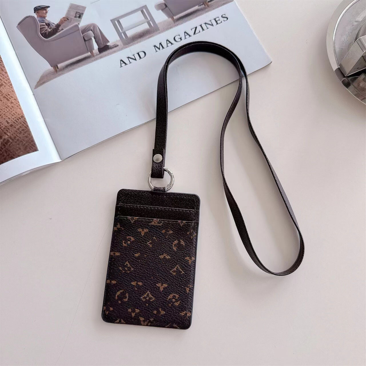 В наличии держатель для карт, вставка для карты, держатель для бейджа, держатель для удостоверения личности, шнурок для шеи, держатель для карты доступа, чехол для студенческого удостоверения, модный бренд