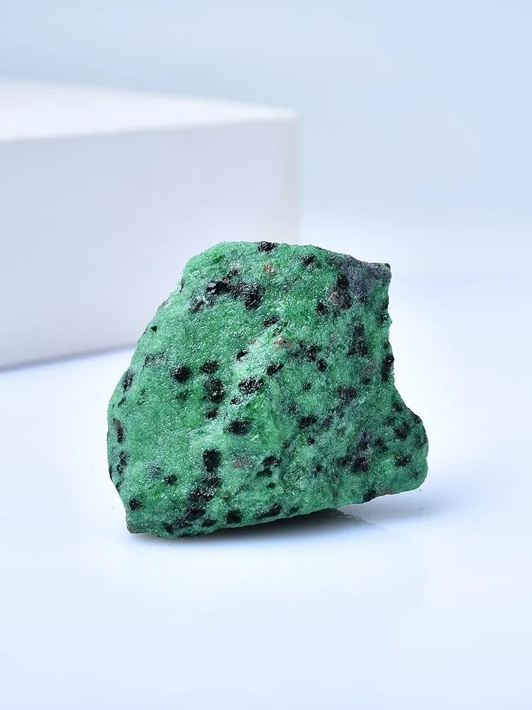 Натуральный камень "Рубиновый цоизит" необработанный (3-5см 1шт)