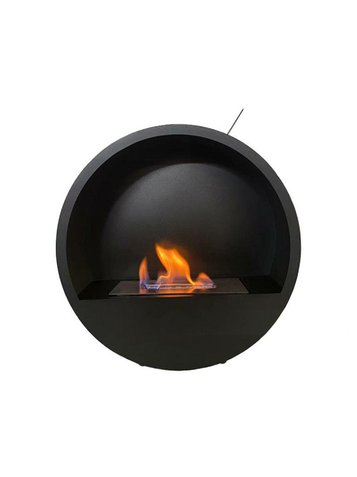 Бытовой спиртовой камин горит для обогрева