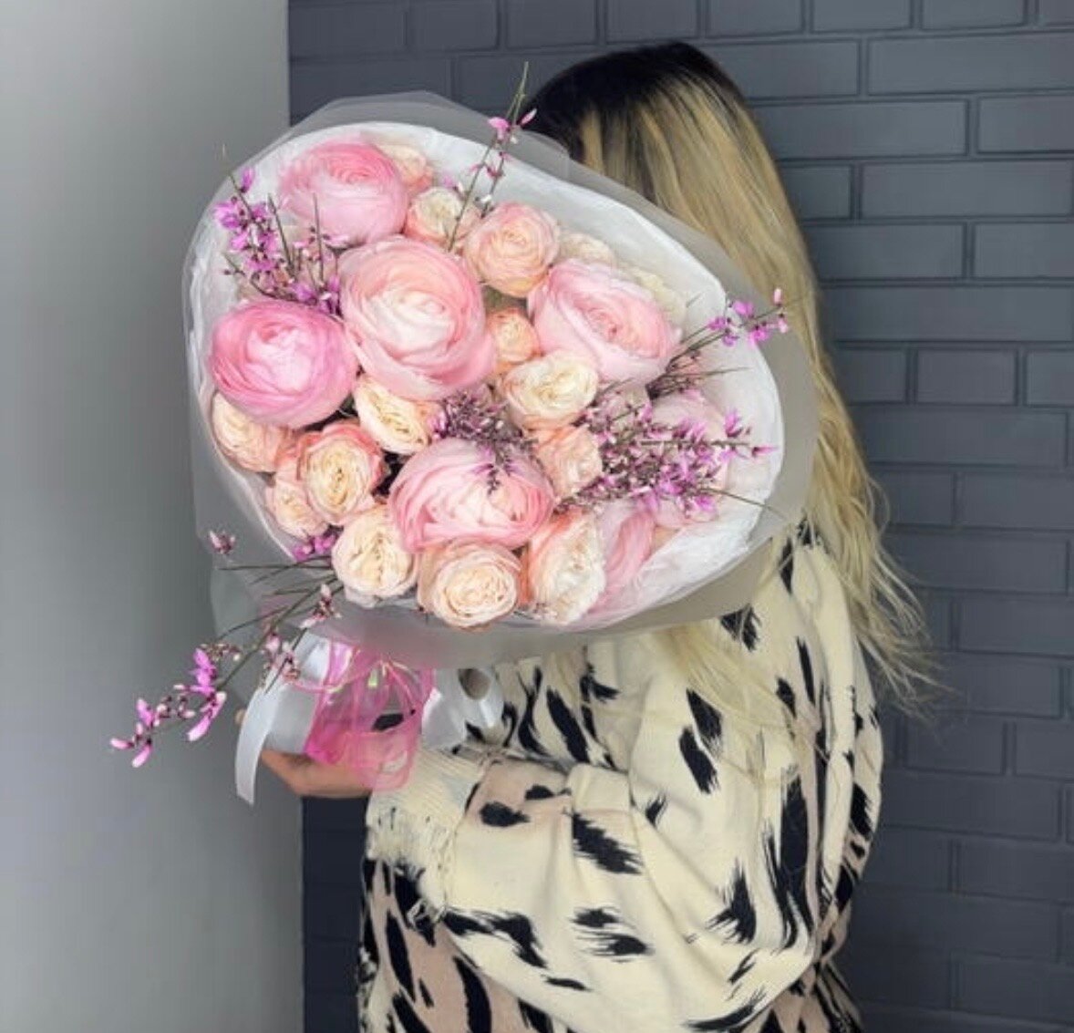 Букет (ранункулюсы, пионовидные розы Бомбастик, гениста, размер M)