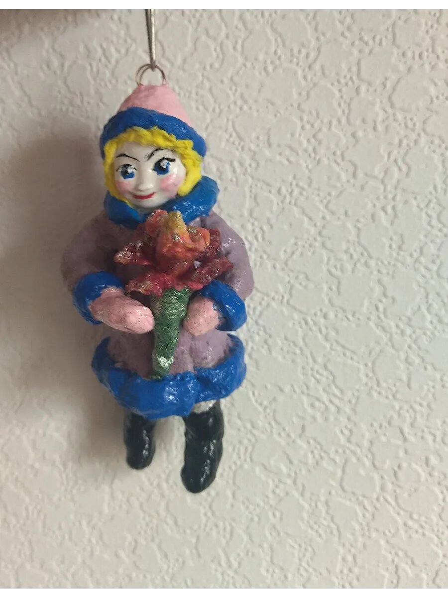 Ватная игрушка "Девочка с букетом"