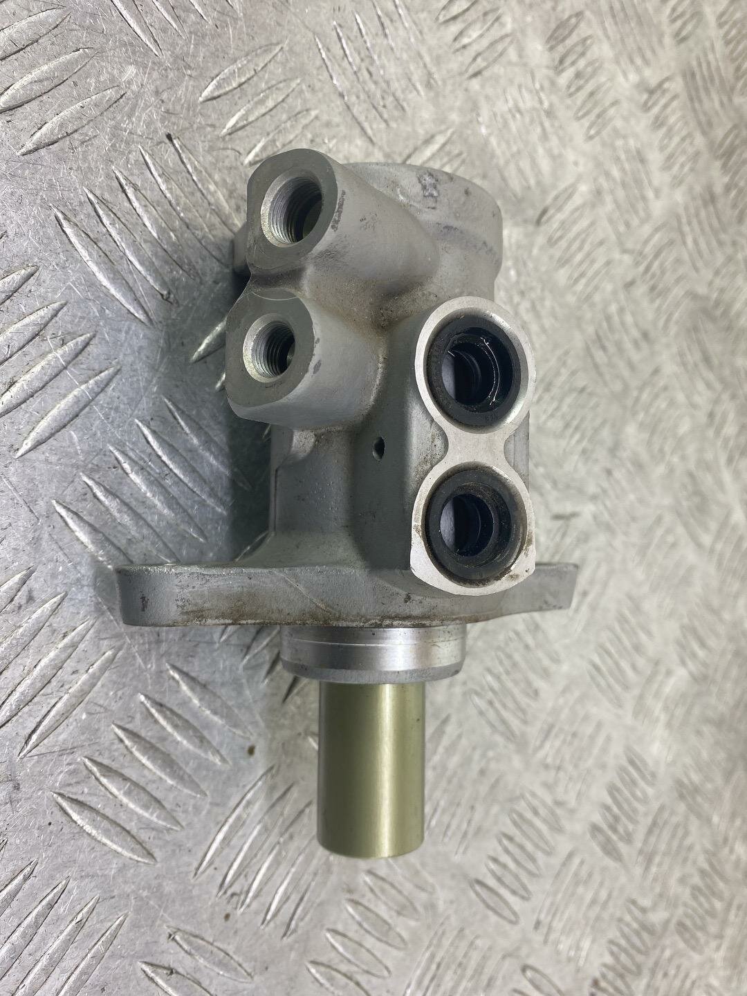 Главный тормозной цилиндр Ford Fusion (2002 - 2005) V603049S66