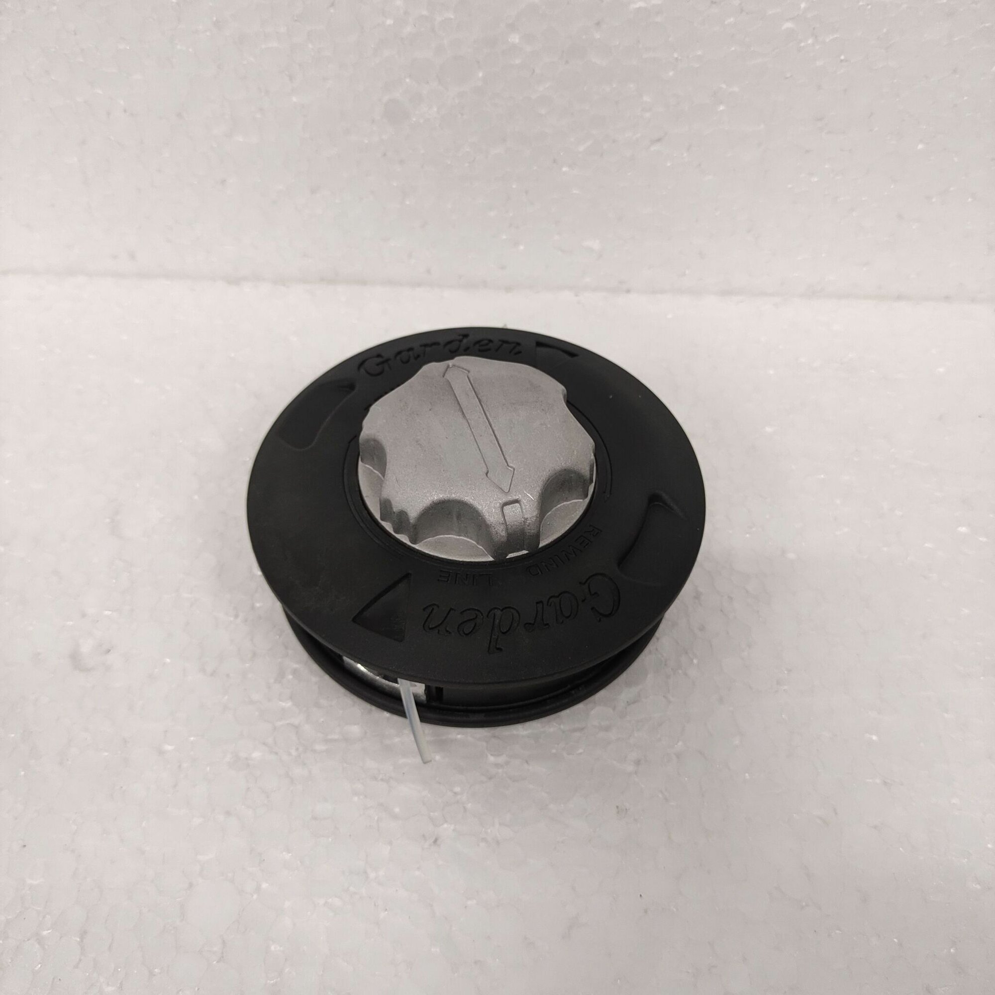 Насадка триммерная (катушка) под леску шпуля для травы со стальной кнопкой черная для бензокос