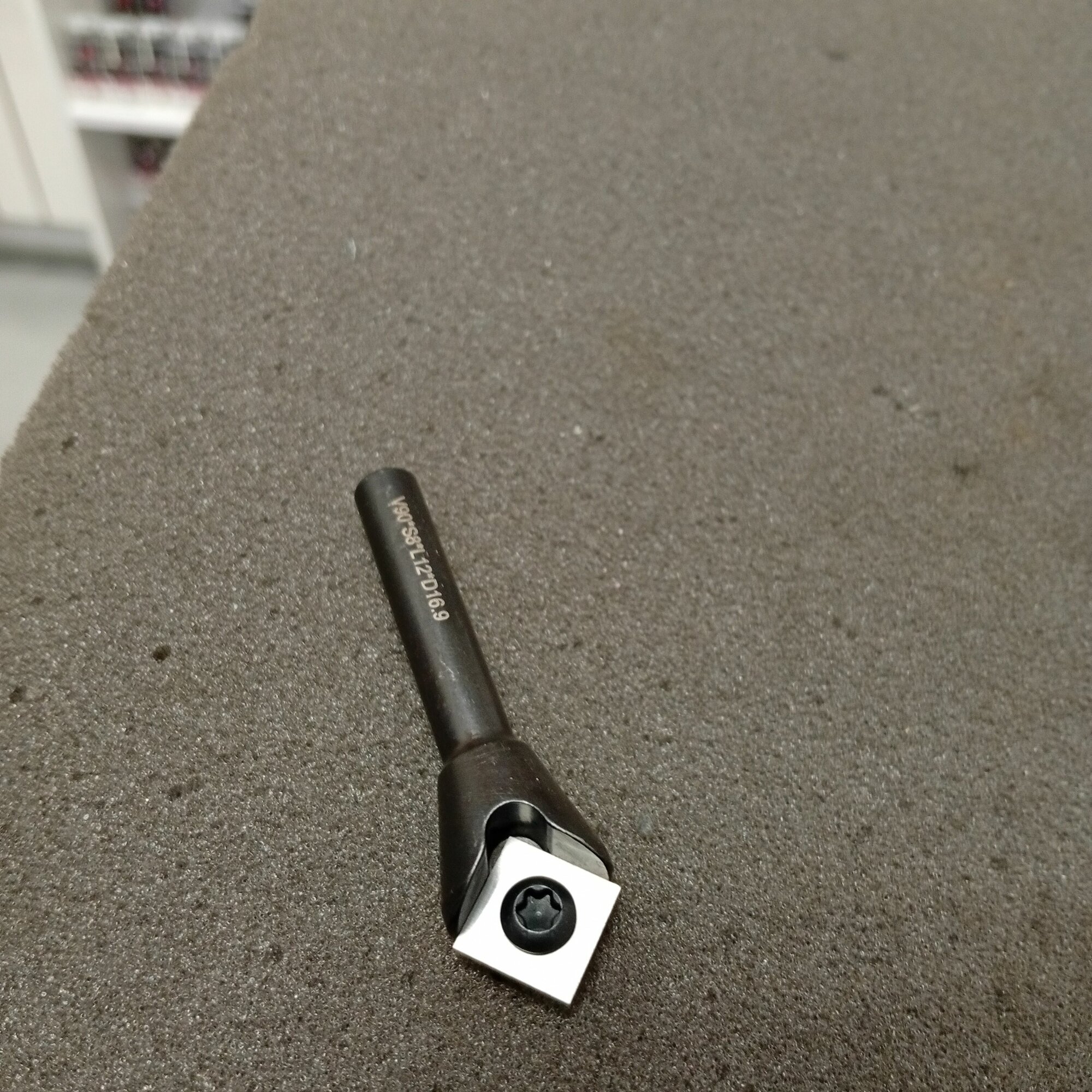 Фреза V-образная 90 градусов со сменным ножом хвостовик 8 мм D 16,9 мм ( нож 12х12х1,5)