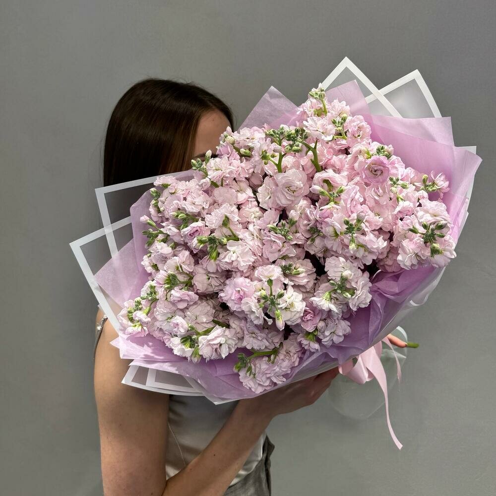 Маттиола розовая в букете